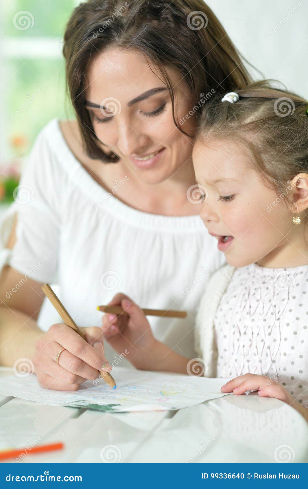 Madre E Piccolo Disegno Della Figlia Con Le Matite Fotografia Stock
