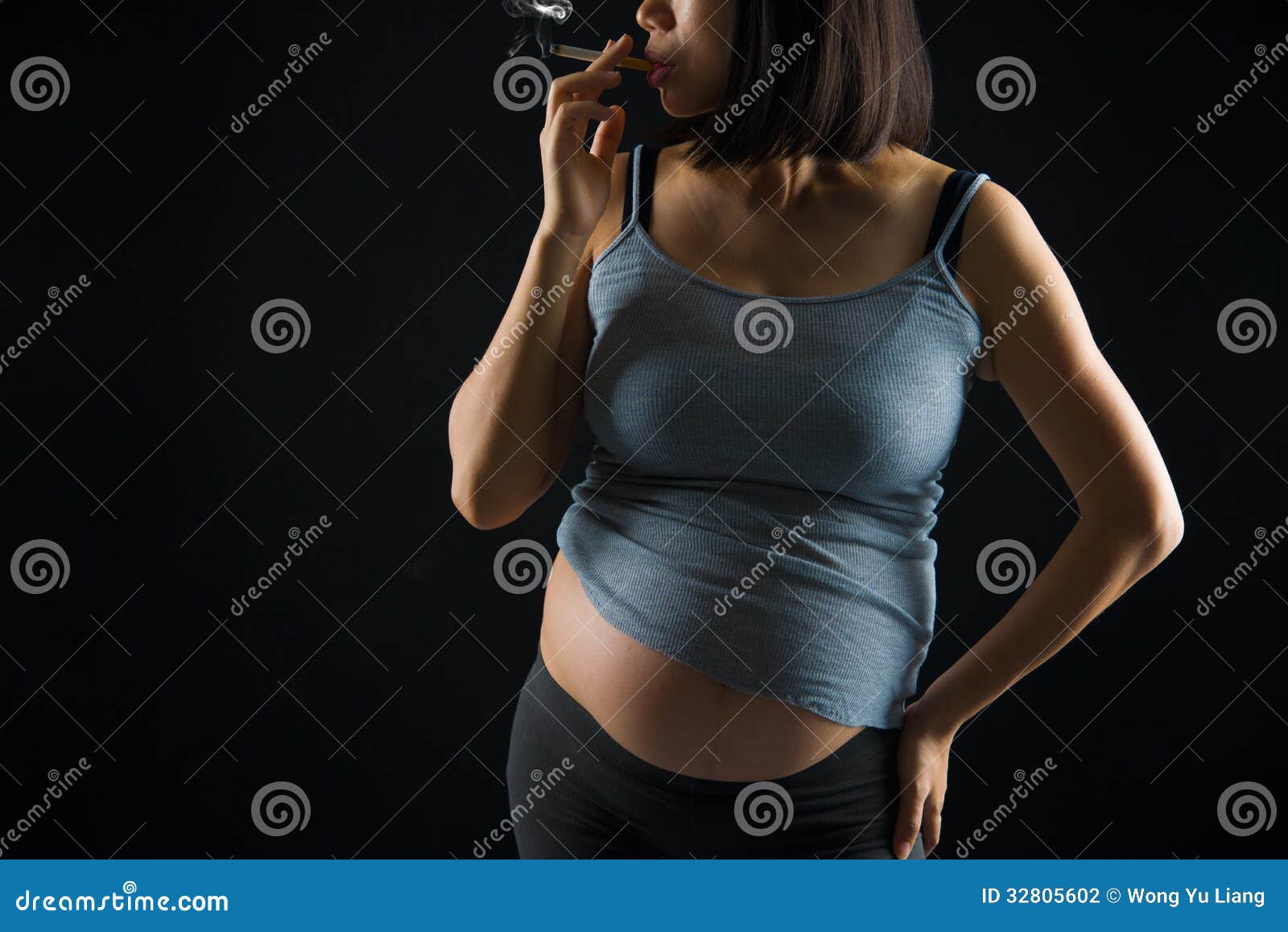 Madre embarazada que fuma foto de archivo. Imagen de neap - 32805602