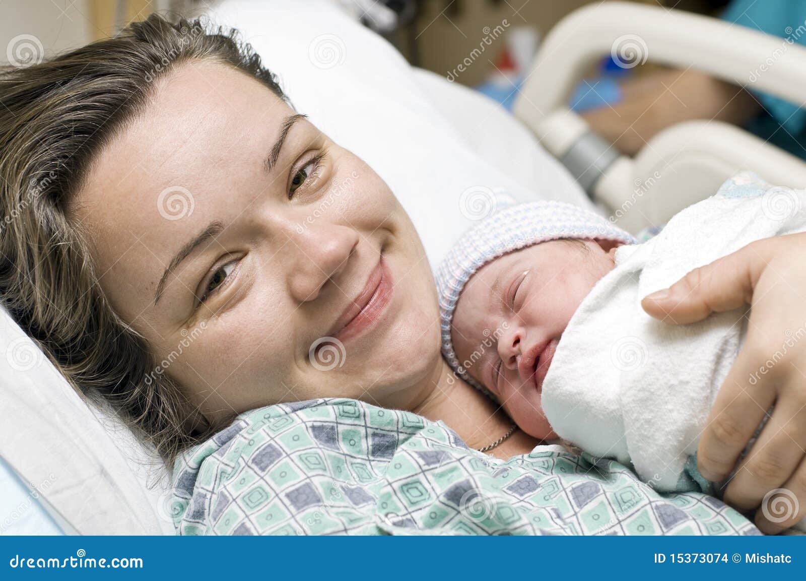 Madre Felice Con Il Bambino Appena Nato Fotografia Stock - Immagine di ... Madre Felice Con Il Bambino Appena Nato Fotografia Stock - Immagine di ...