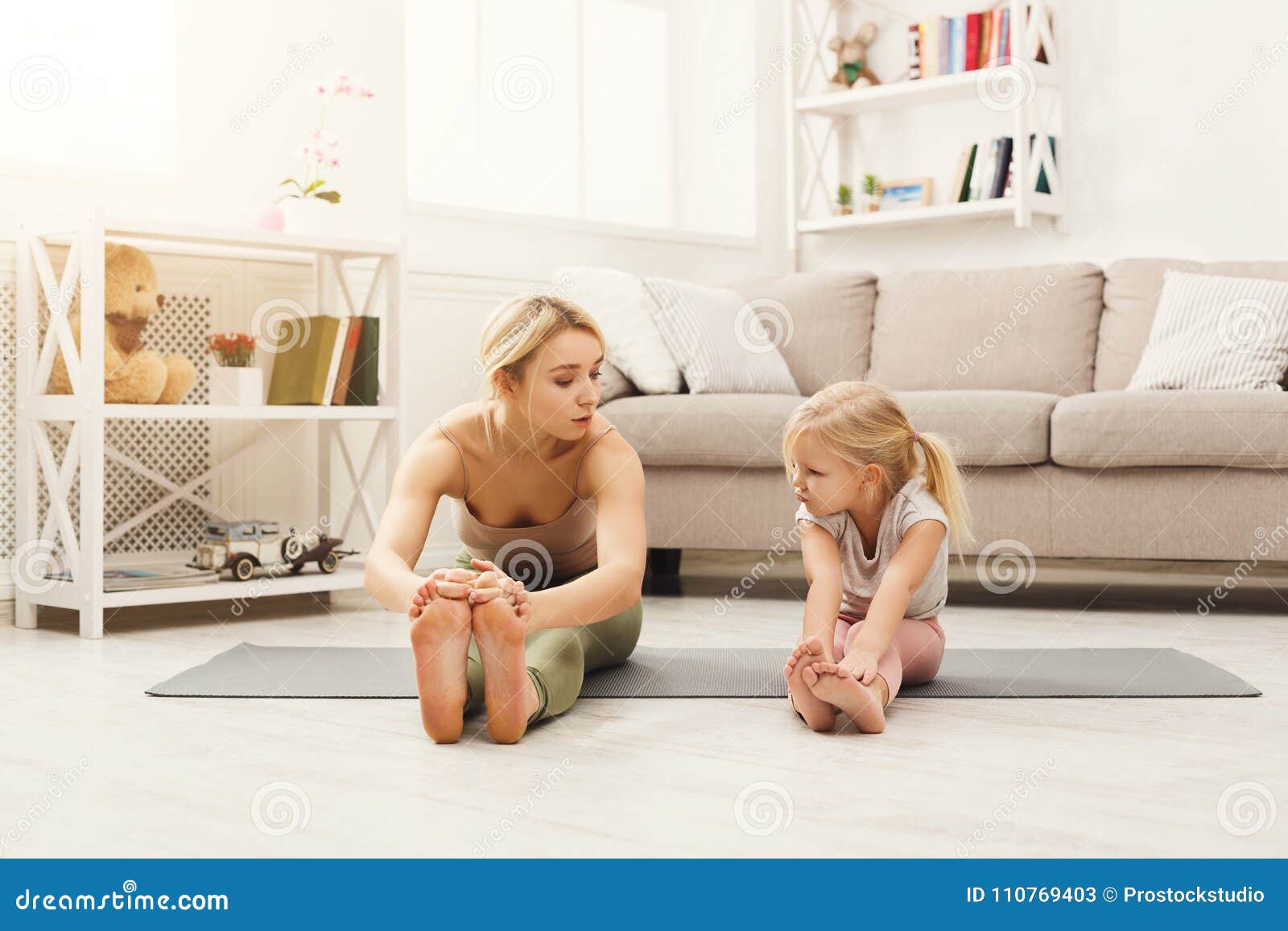 Madre Feliz E Hija Que Tienen Entrenamiento En Casa Imagen De Archivo