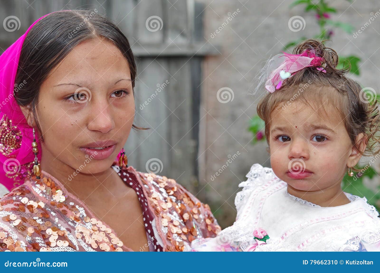Madre gitana y su niño imagen editorial. Imagen de hembra - 79662310
