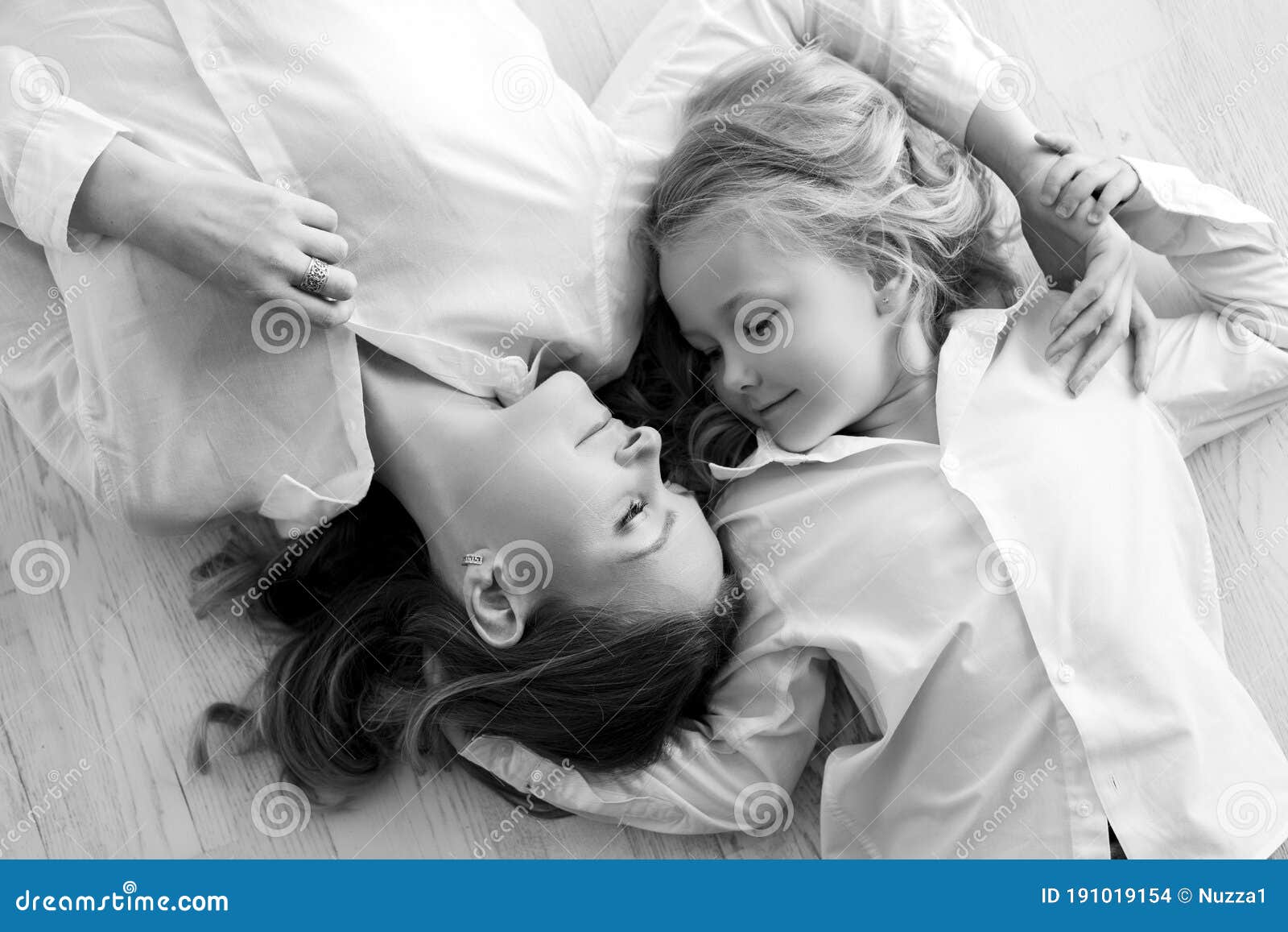 Madre Hijo Blanco Mujer Con Foto De Niño En Blanco Y Negro Foto De Archivo Imagen De