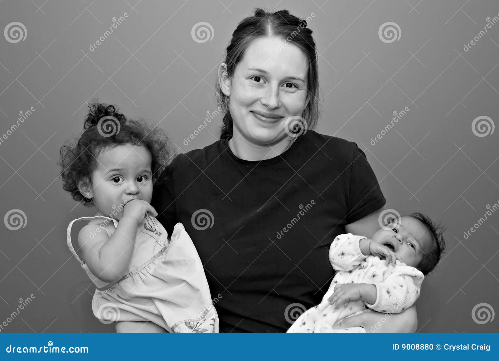 Madre Joven De Dos Con Sus Manos Llenas Foto de archivo - Imagen de ...