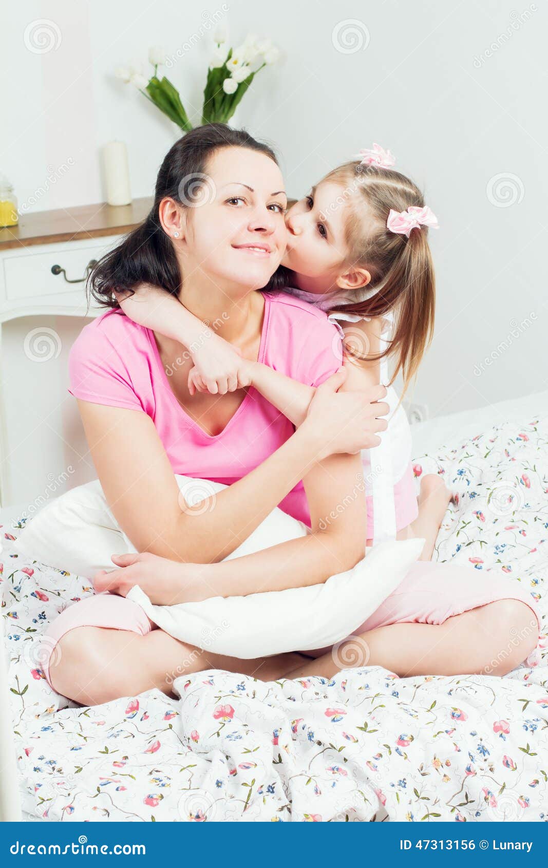 Madre Joven E Hija Que Abrazan En Cama Foto de archivo - Imagen de lifestyle, padre: 47313156