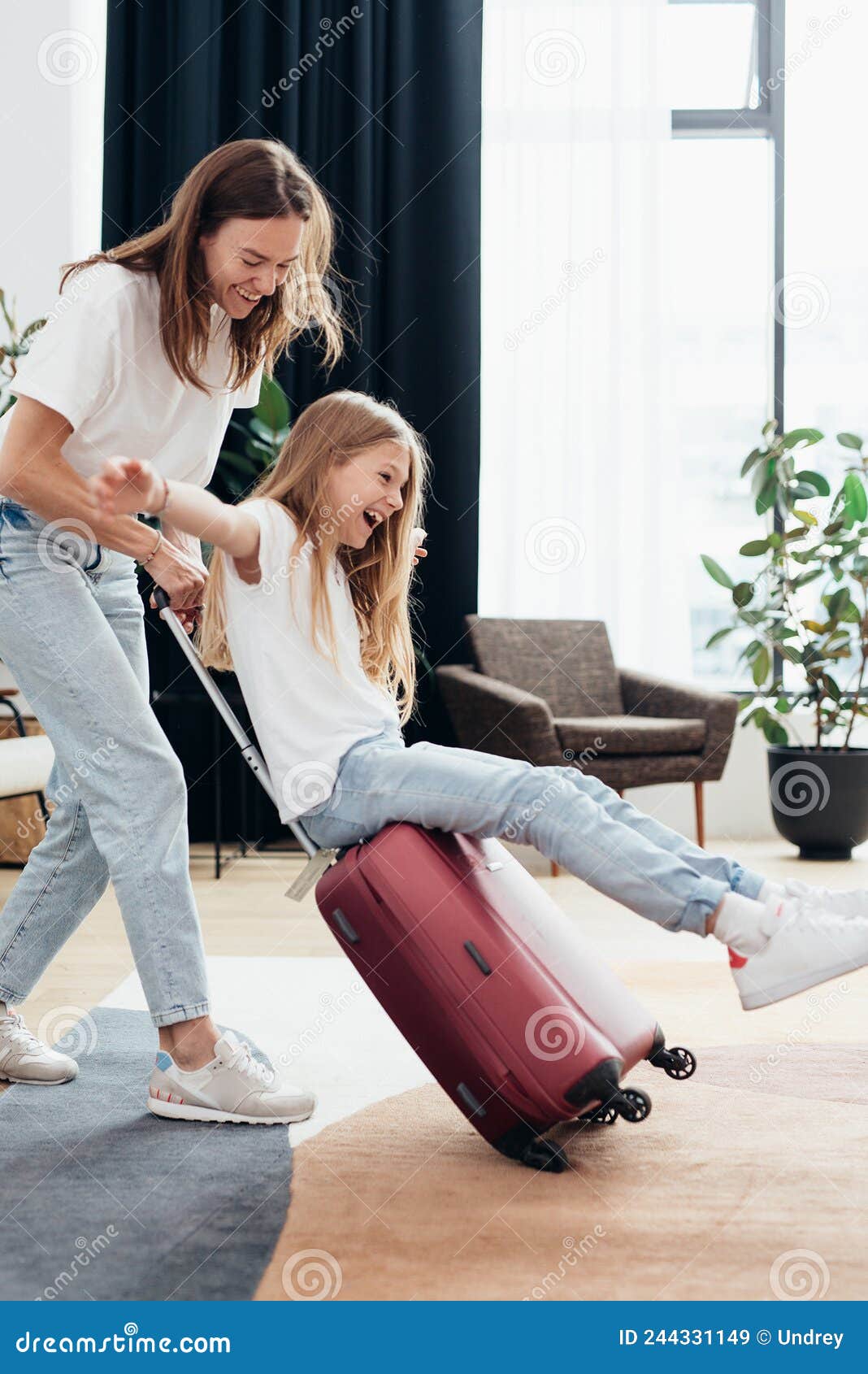 Madre Lleva a Su Hija En Una Maleta Imagen de archivo - Imagen de bolso ... Madre Lleva a Su Hija En Una Maleta Imagen de archivo - Imagen de bolso ...