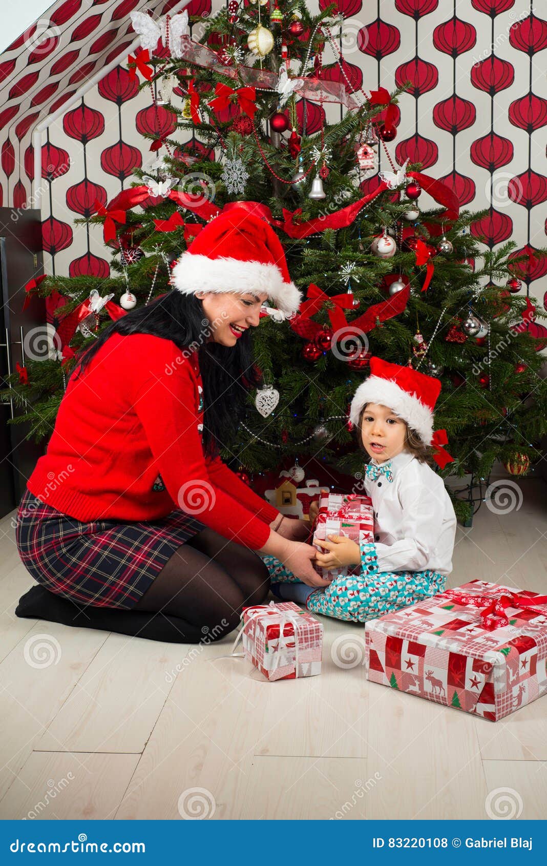 Madre Que Da El Presente De Navidad a Su Hijo Foto de archivo - Imagen ...