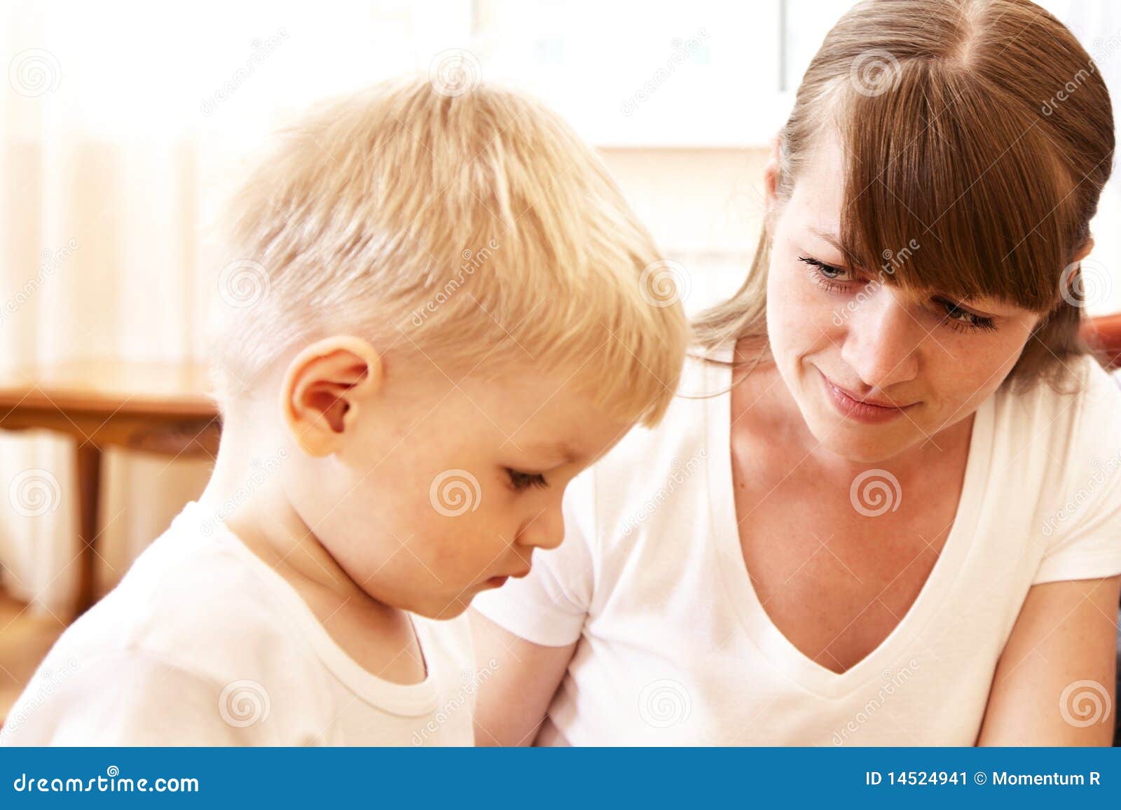 Madre Que Habla Con Su Hijo Imagen de archivo - Imagen de retrato ...