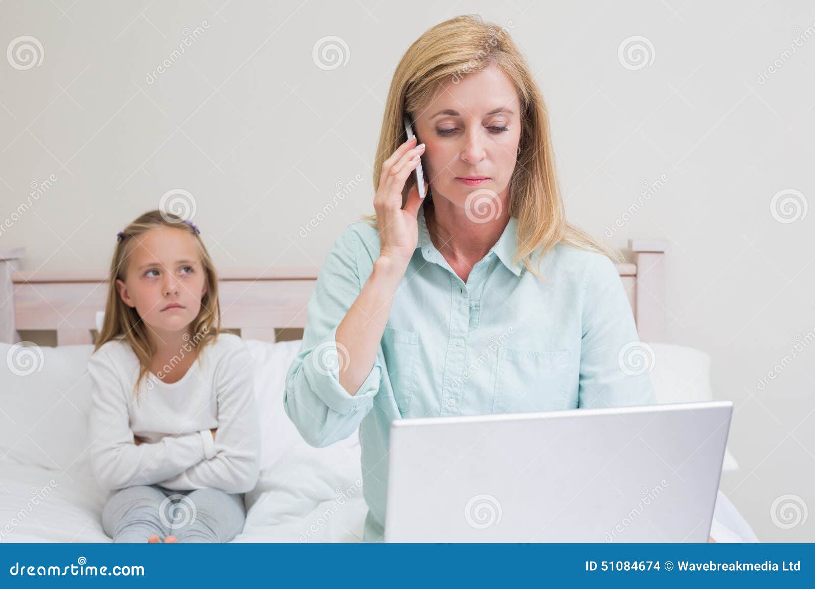 Madre que ignora a su niña foto de archivo. Imagen de casa - 51084674