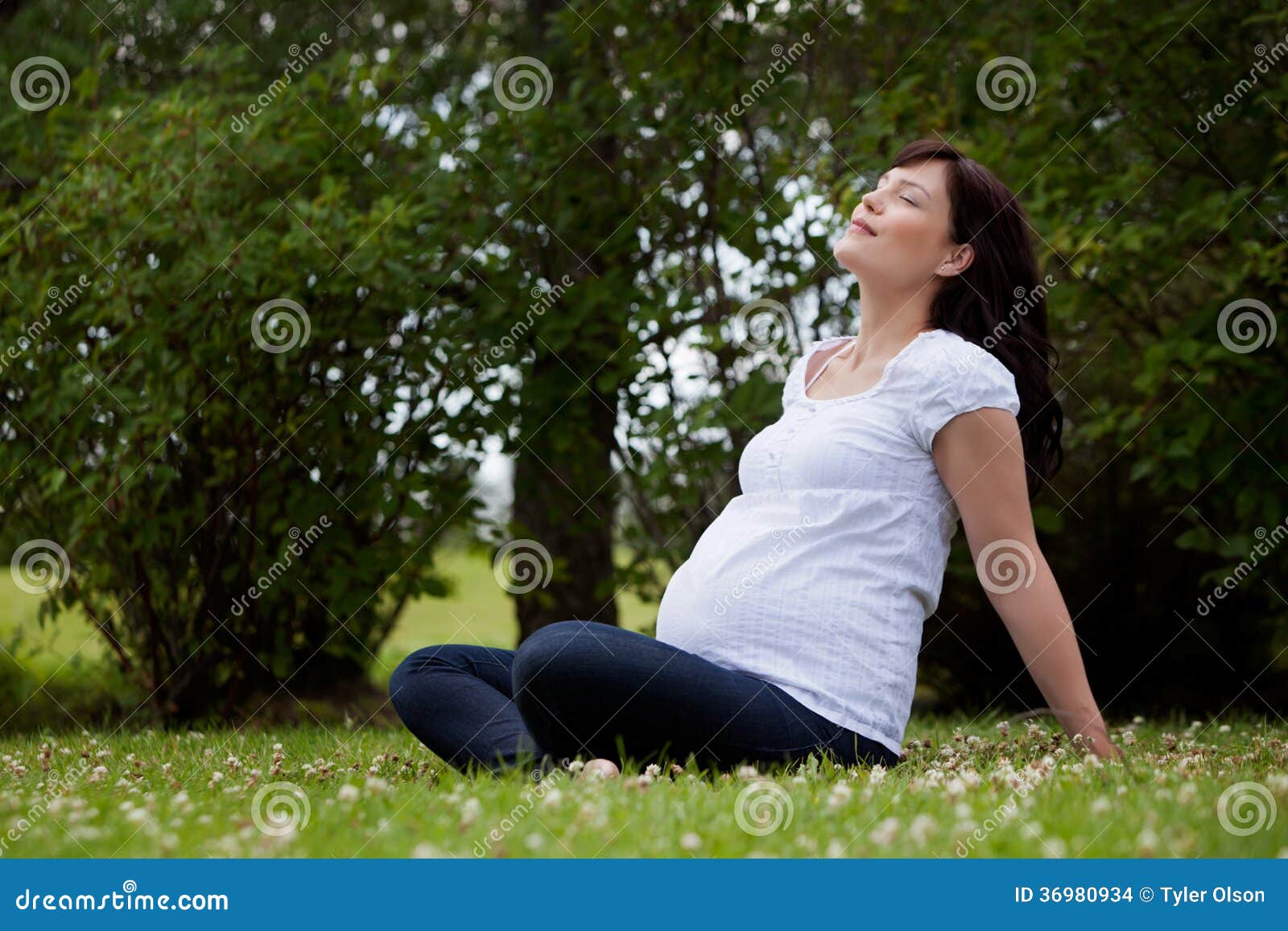 Madre relajada en parque foto de archivo. Imagen de atractivo - 36980934