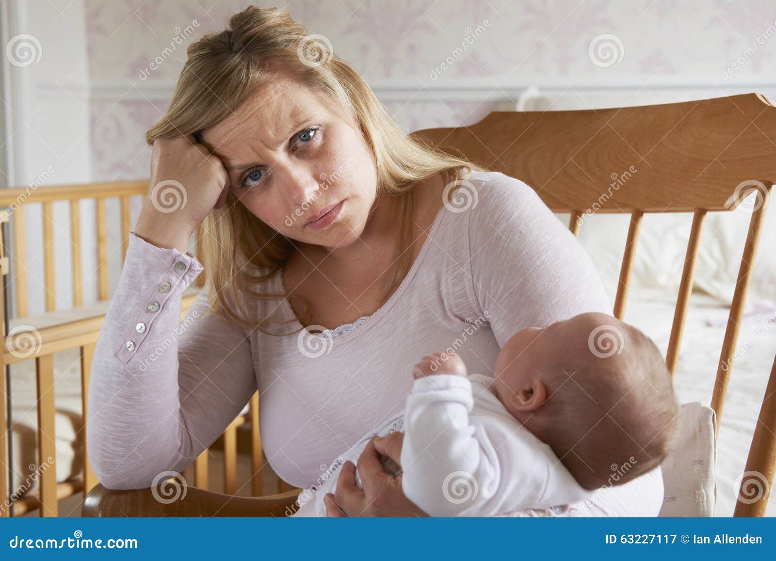 Madre Stanca Che Soffre Con La Posta Natal Depression Immagine Stock ...