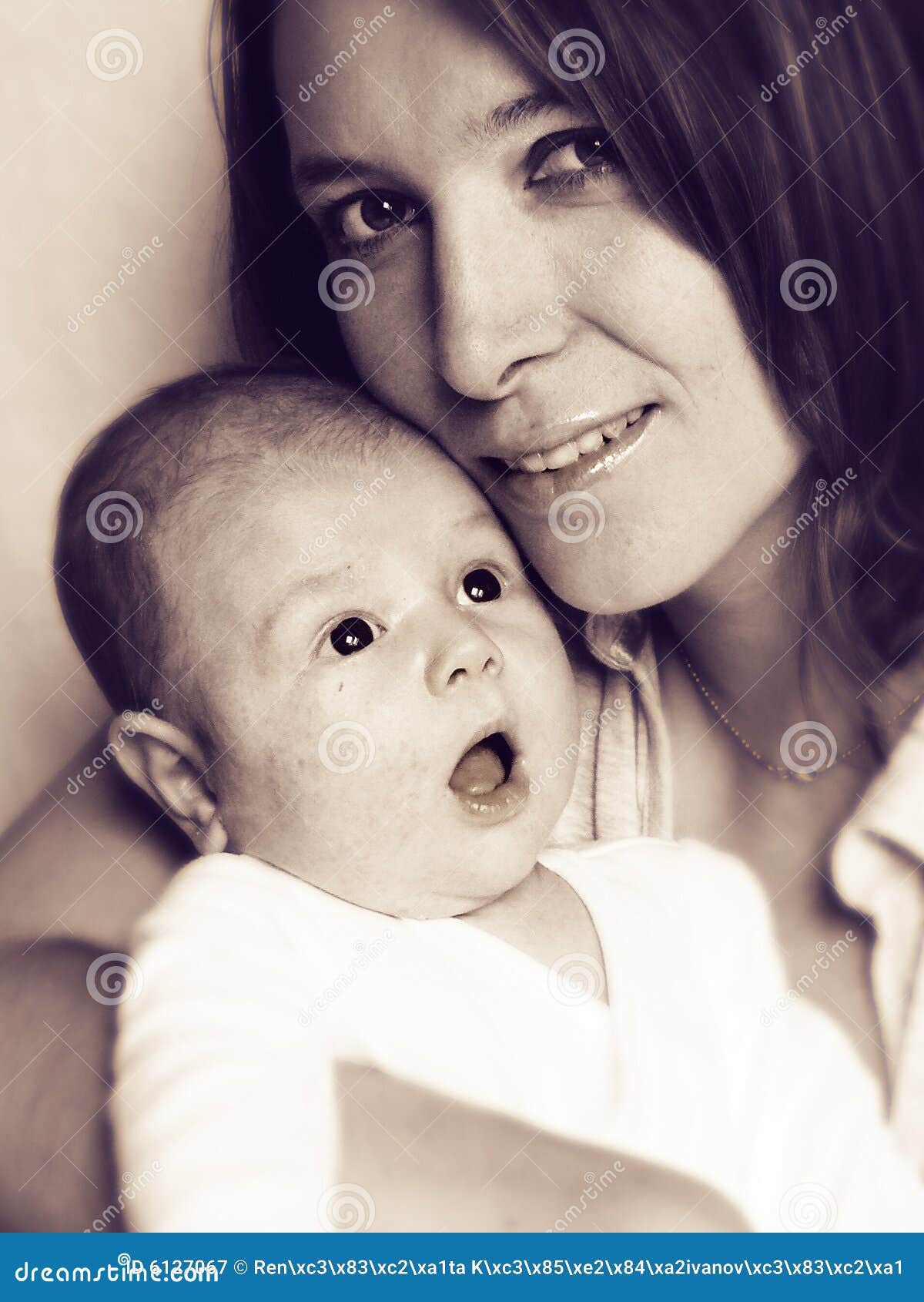 Madre y bebé imagen de archivo. Imagen de envejecido, semejanza - 6127067