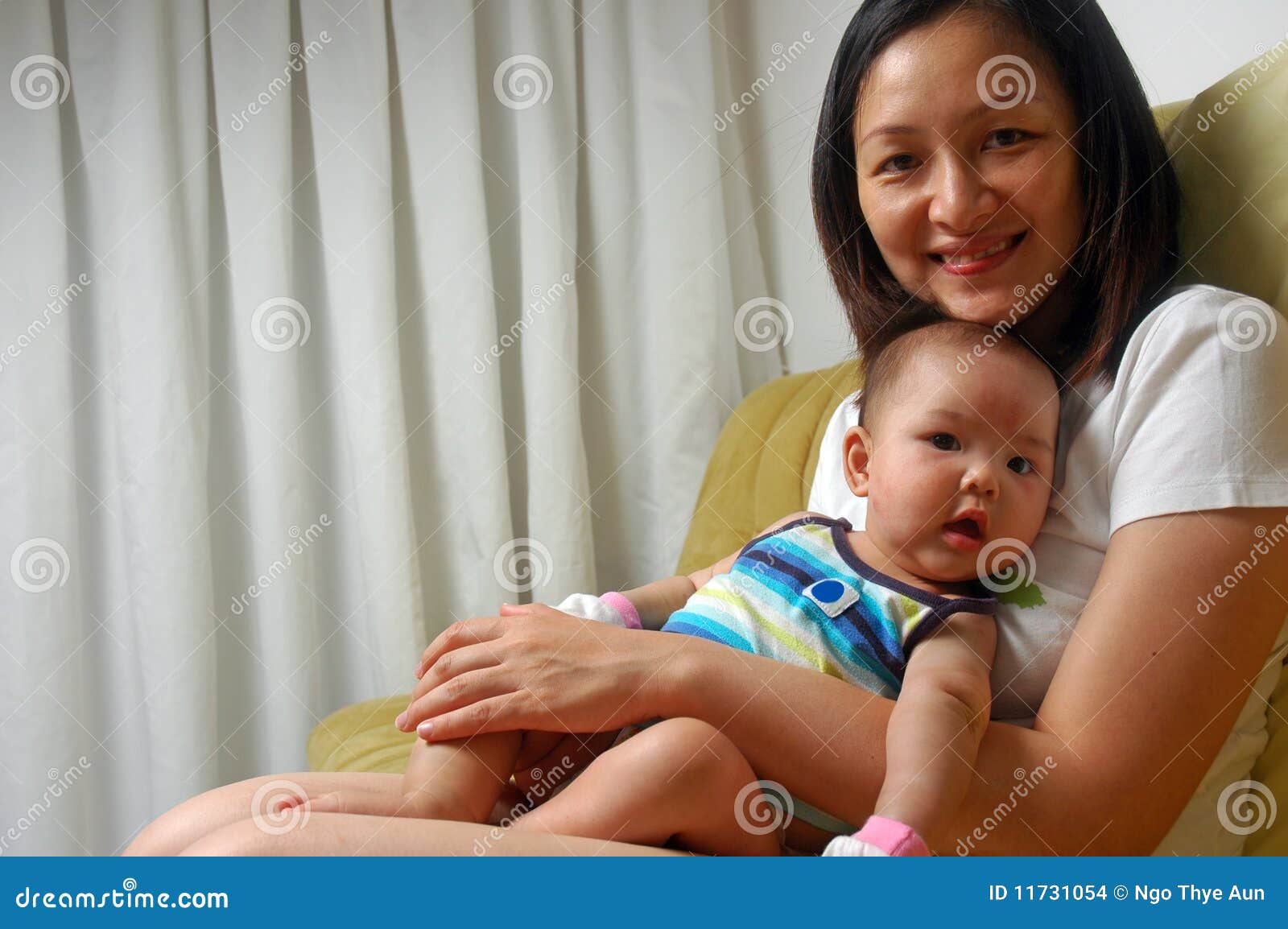 Madre y bebé asiáticos foto de archivo. Imagen de lazo - 11731054