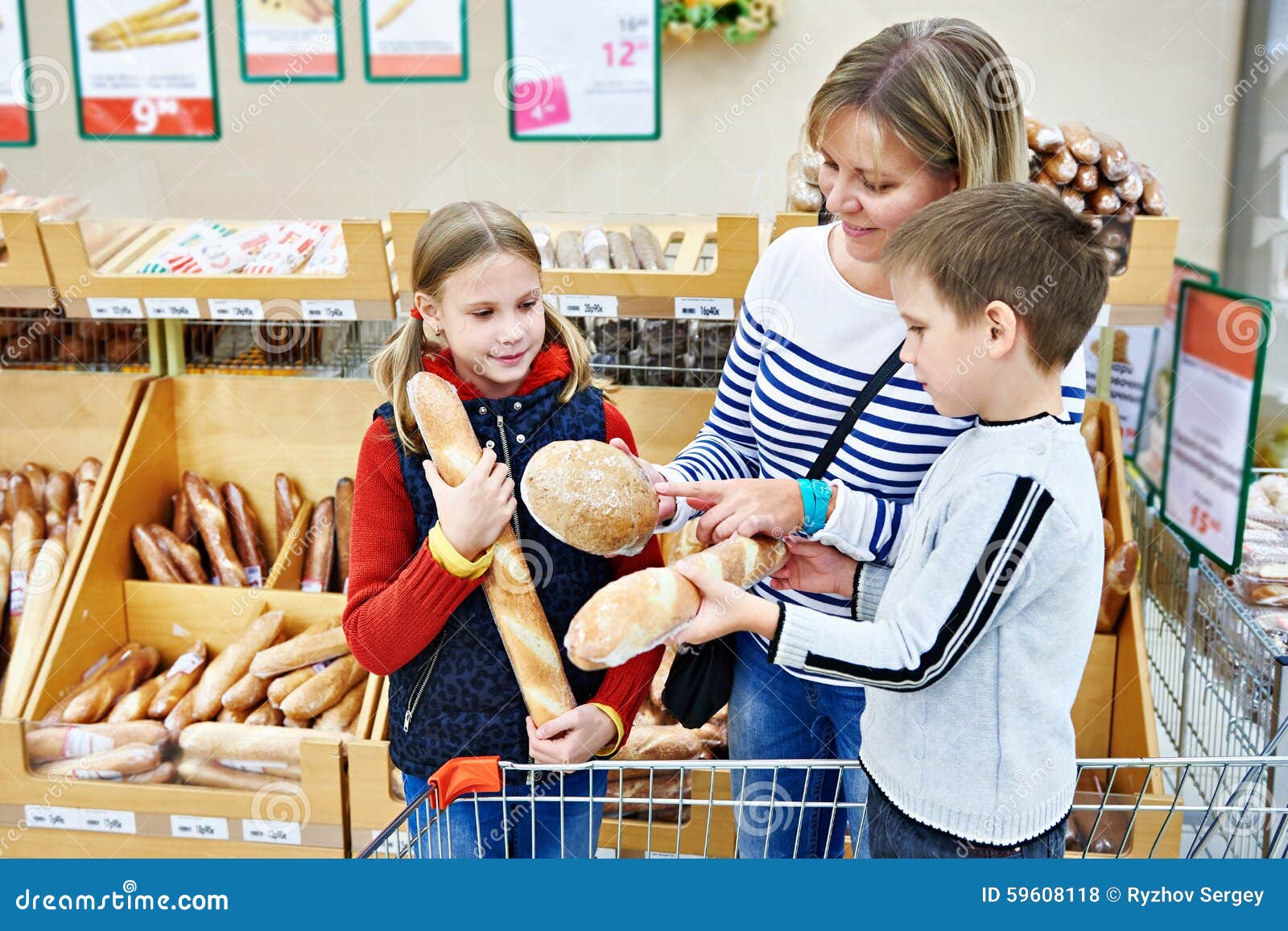 Madre Y Niños Que Compran Pan Foto de archivo - Imagen de madre ...