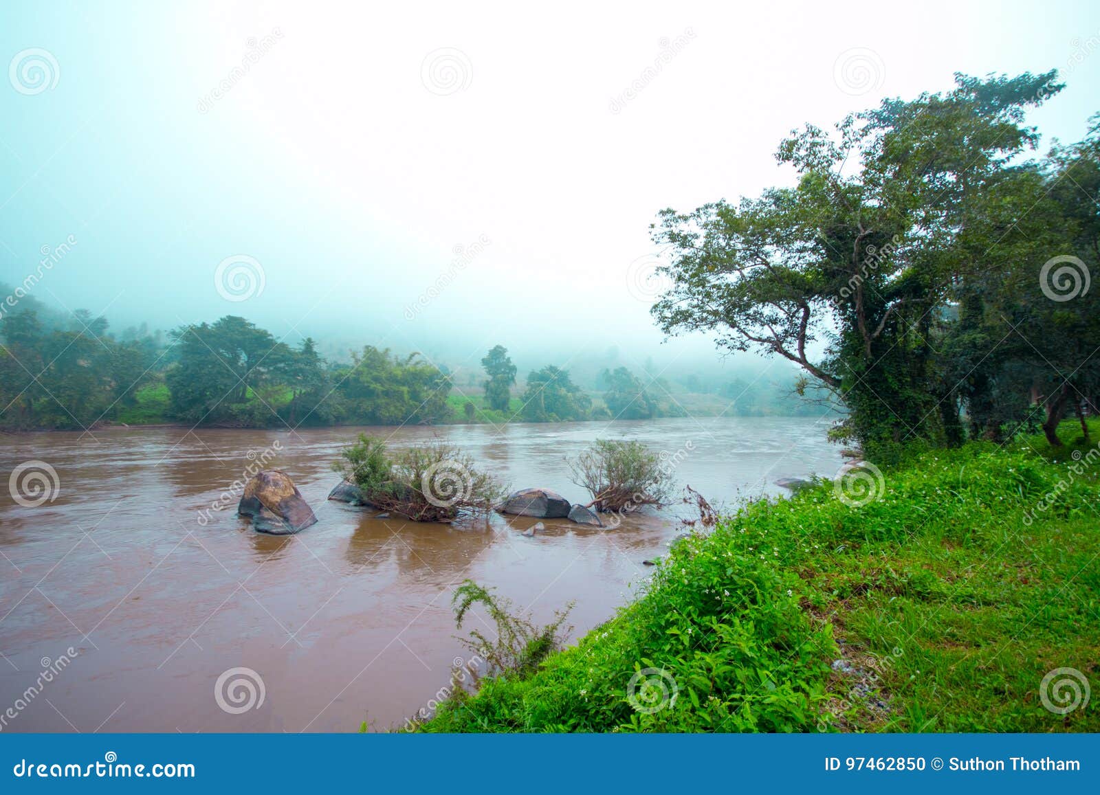 Mae Kok River, Chiang Rai photo stock. Image du ressort - 97462850