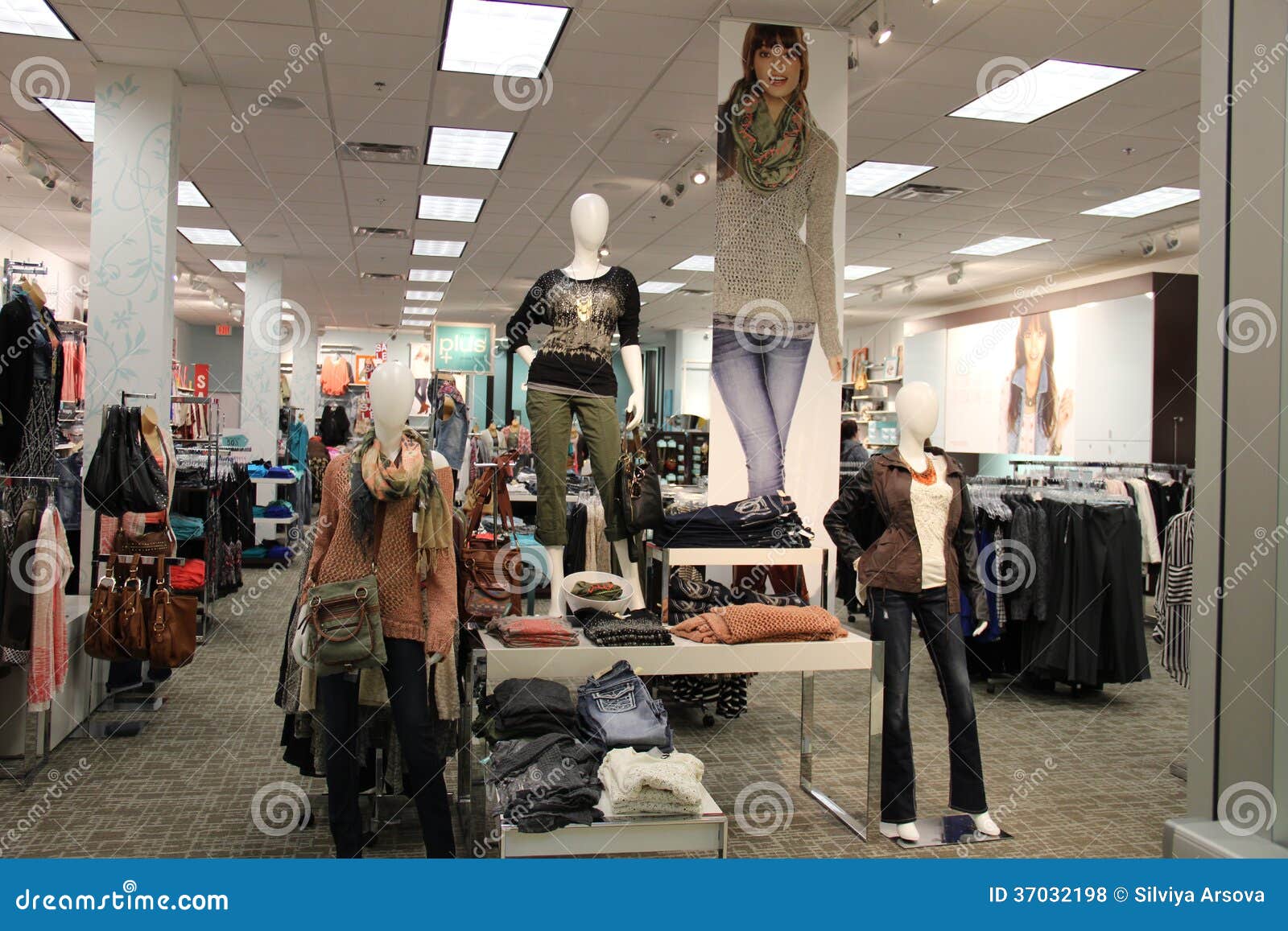 Magasin adolescent de mode photo stock éditorial. Image du mannequin ...