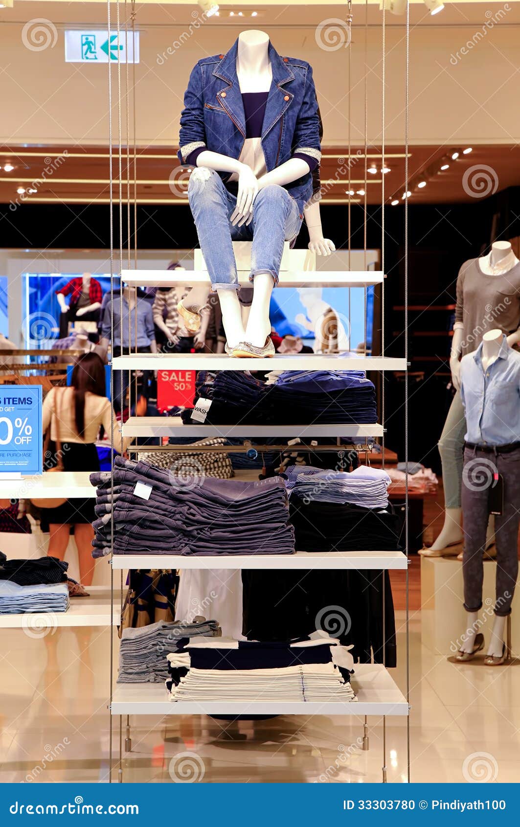 Magasin D'habillement De Dames Photo stock - Image of chemises ...