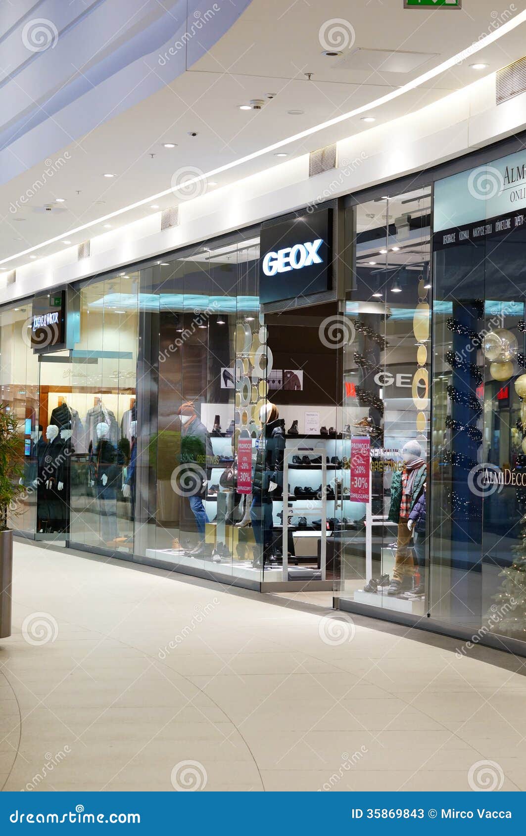 Magasin de GEOX photo stock éditorial. Image du ouvert - 35869843