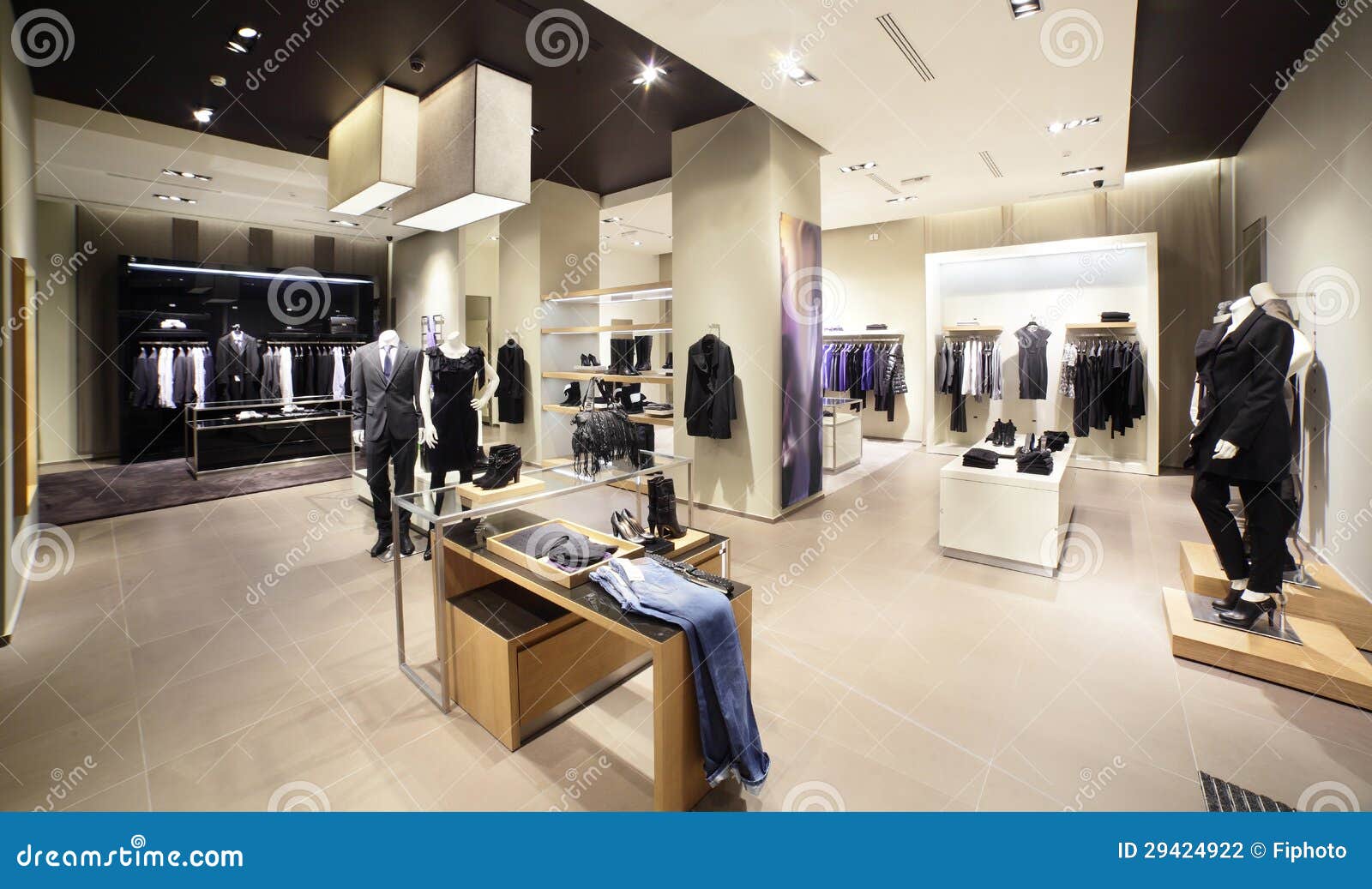 Magasin Moderne Et De Mode De Vêtements Photo stock - Image du groupe ...