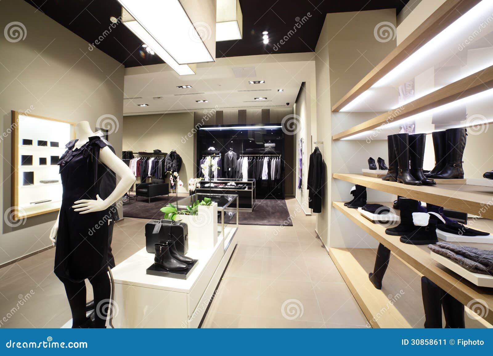 Magasin Moderne Et De Mode De Vêtements Image stock - Image du élégance ...