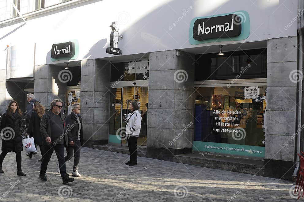 MAGASIN NORMAL photo éditorial. Image du clients, voyageurs - 79108126