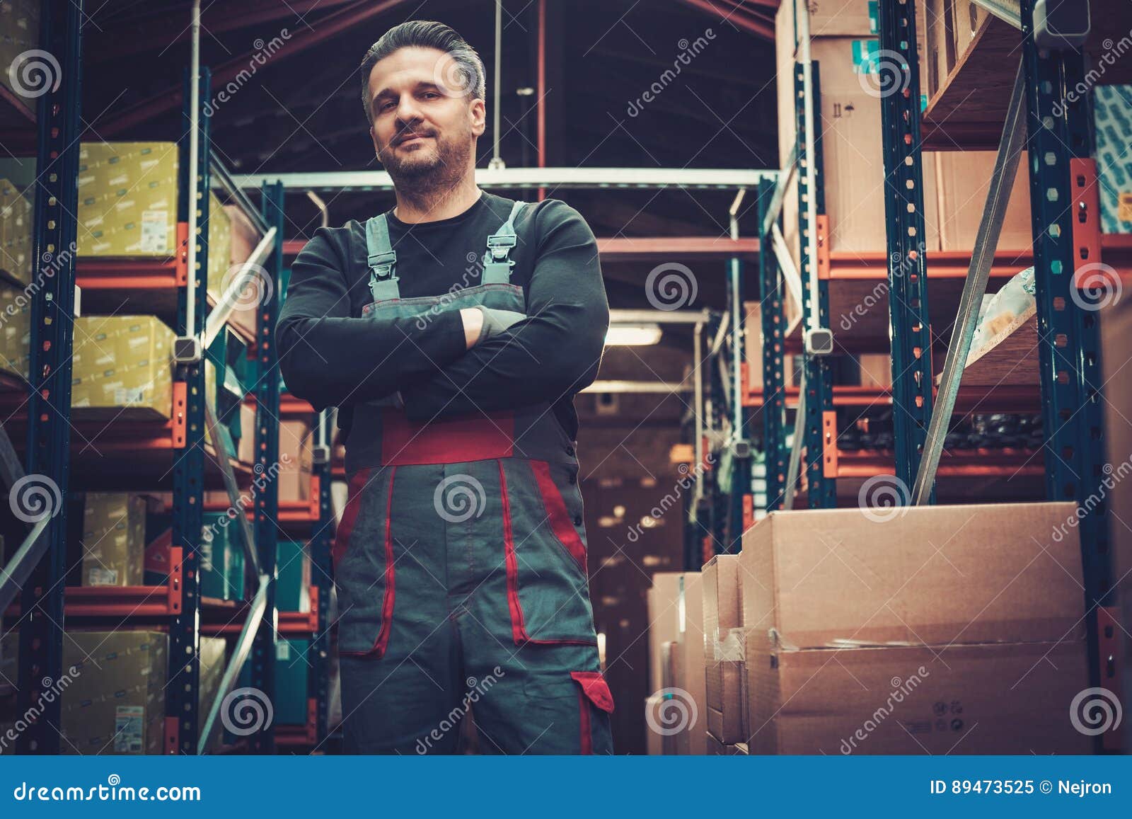Magasinier Travaillant Dans Un Entrepôt Image stock - Image du ...