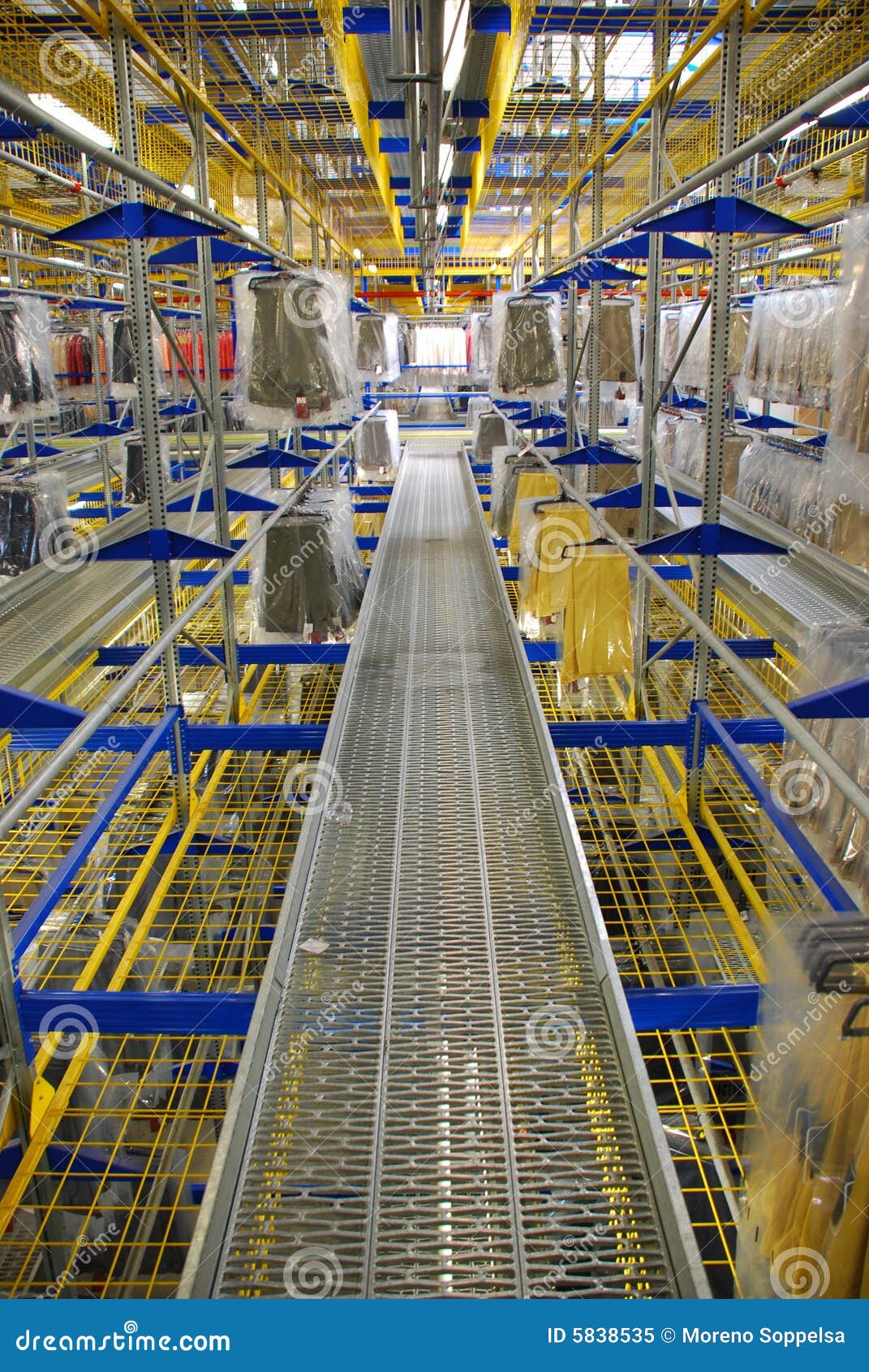 Magazzino Automatico Dei Vestiti Immagine Stock - Immagine di ...