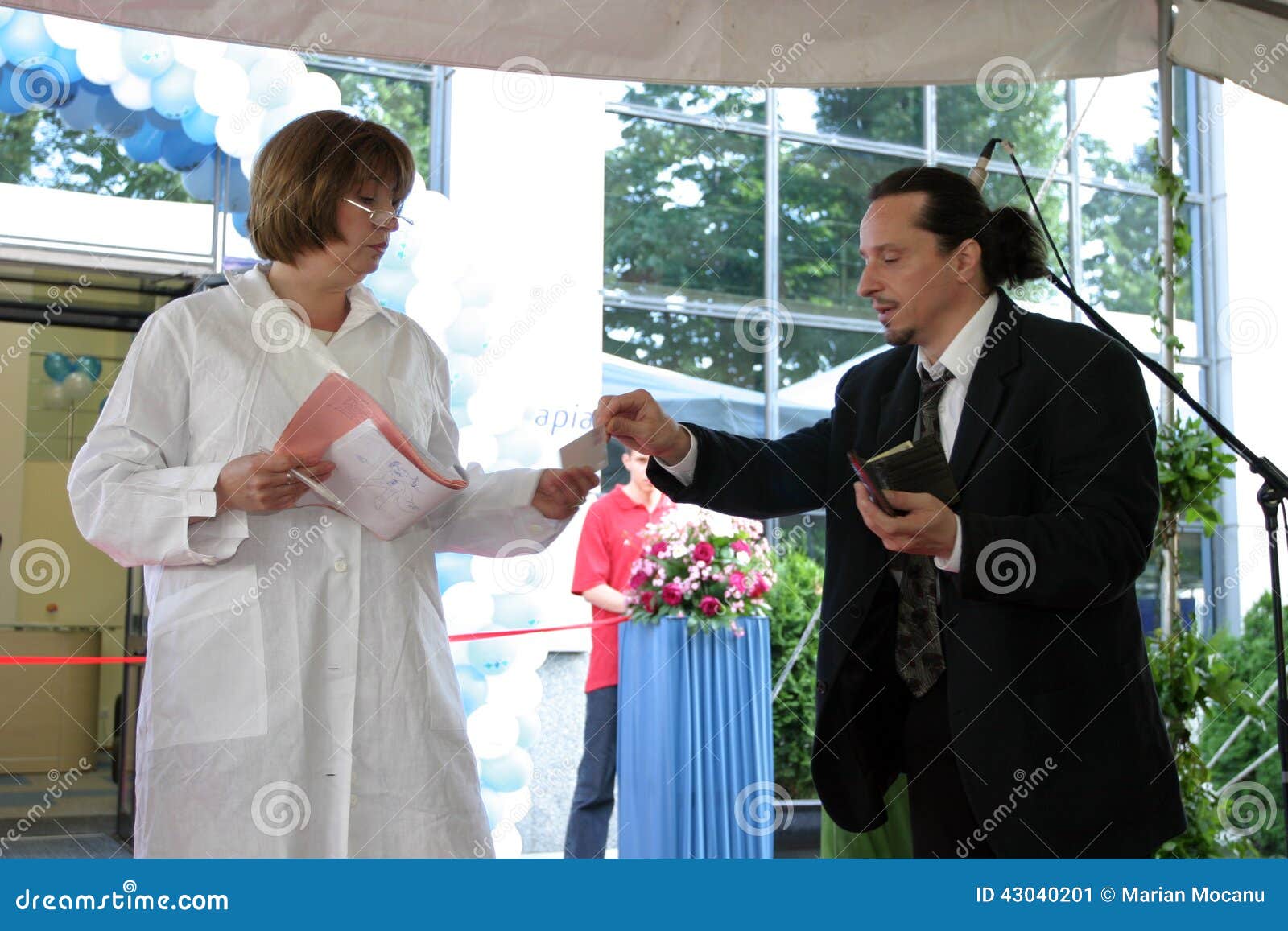 Magda Catone En Claudiu Bleont Redactionele Foto - Image of maart ...