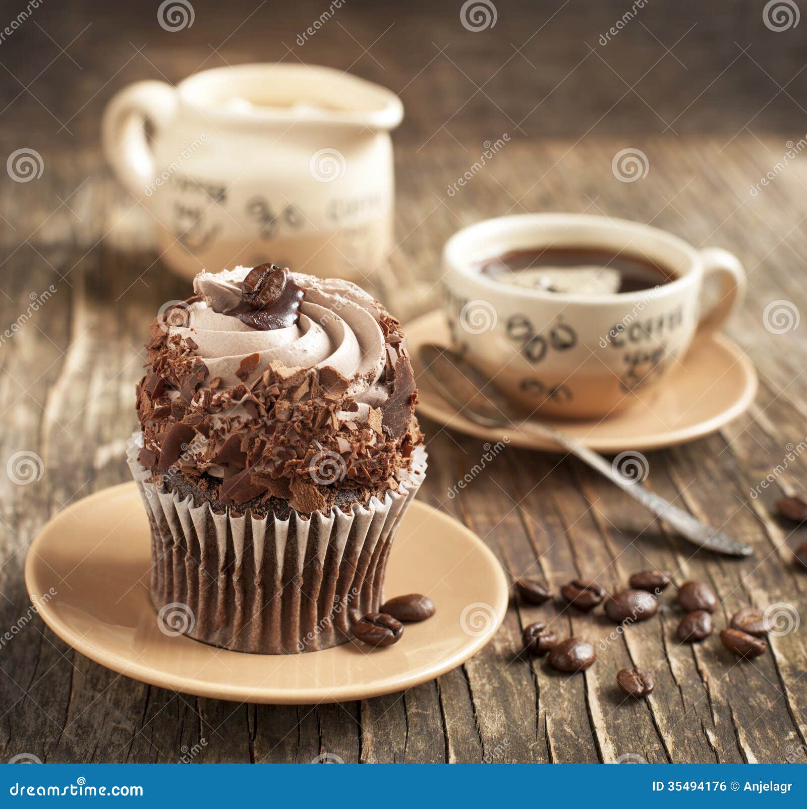 Magdalena del café foto de archivo. Imagen de icing, alimento - 35494176