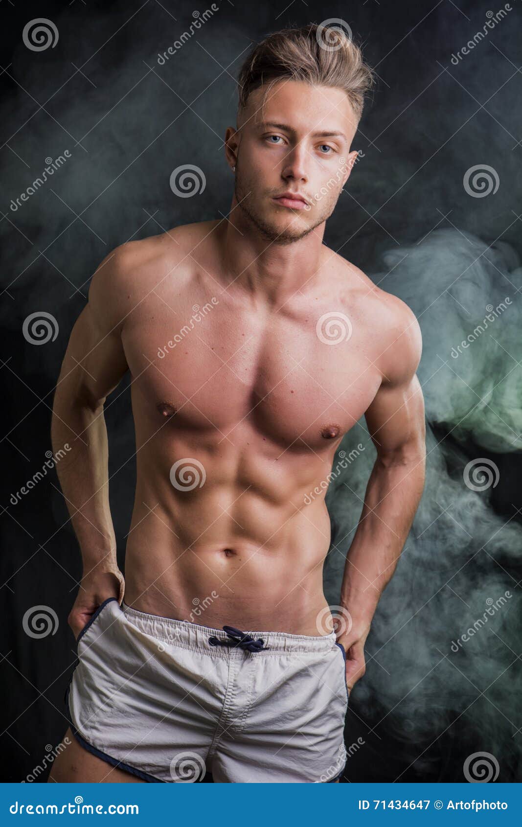 Magerer Athletischer Hemdloser Junger Mann, Der Auf Dunklem Hintergrund ...