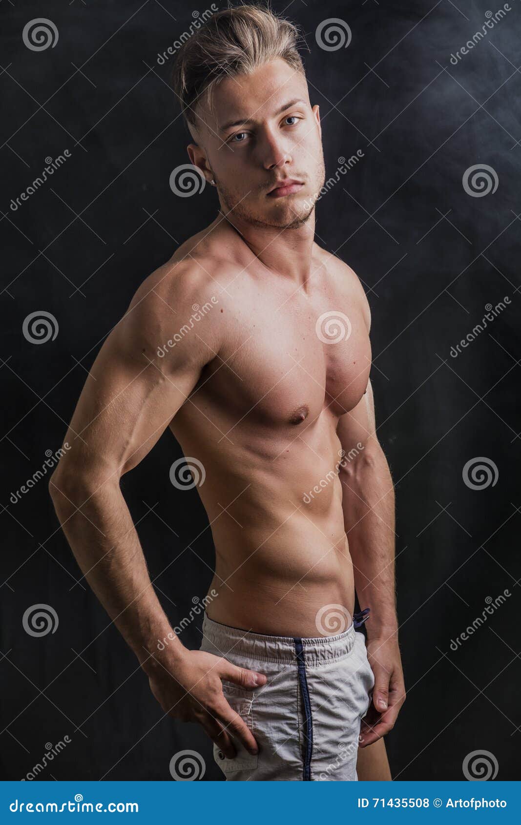 Magerer Athletischer Hemdloser Junger Mann, Der Auf Dunklem Hintergrund ...