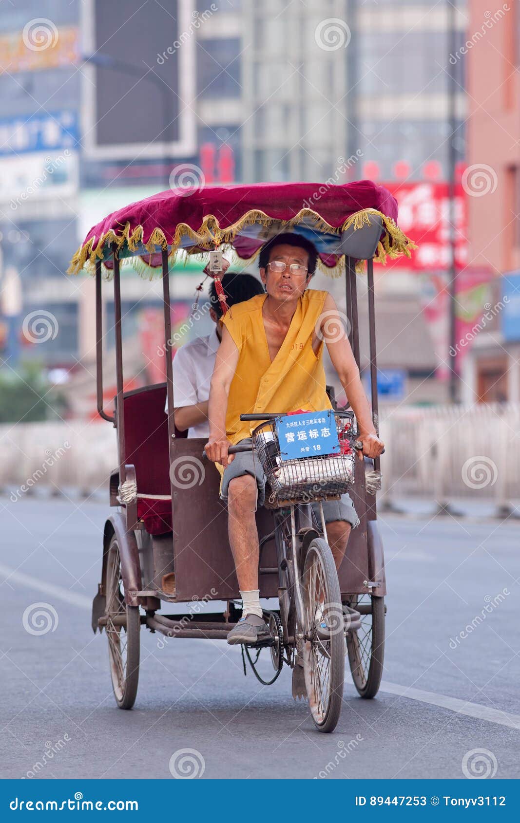 Magerer Mann Auf Einer Rikscha Mit Passagier, Peking, China ...