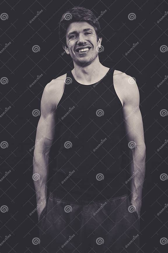 Magerer Mann in Der Westenspitze Im Studio Stockfoto - Bild von muskeln ...