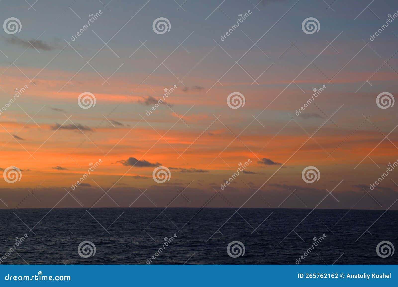 Magic of the Atlantic. Sunrise . Open Ocean Waves Horizon and Clouds ...