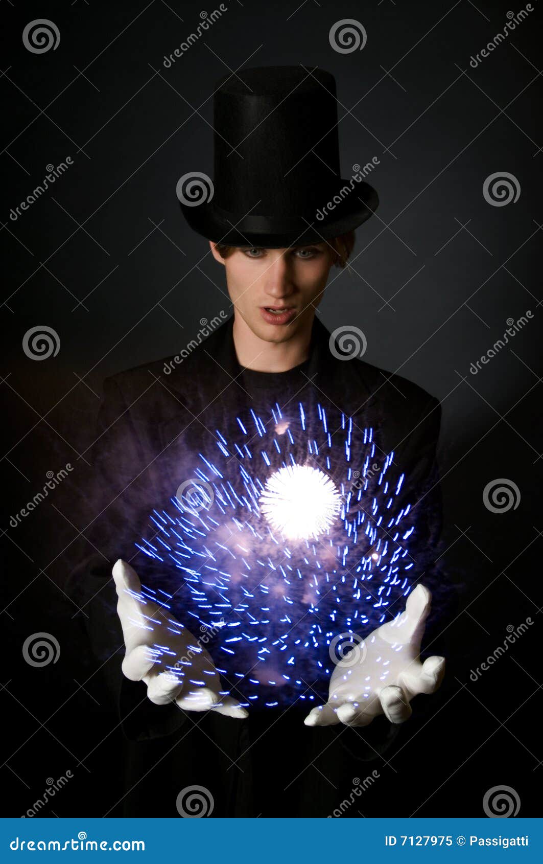 Magicien image stock. Image du nightlife, hommes, mystérieux - 7127975