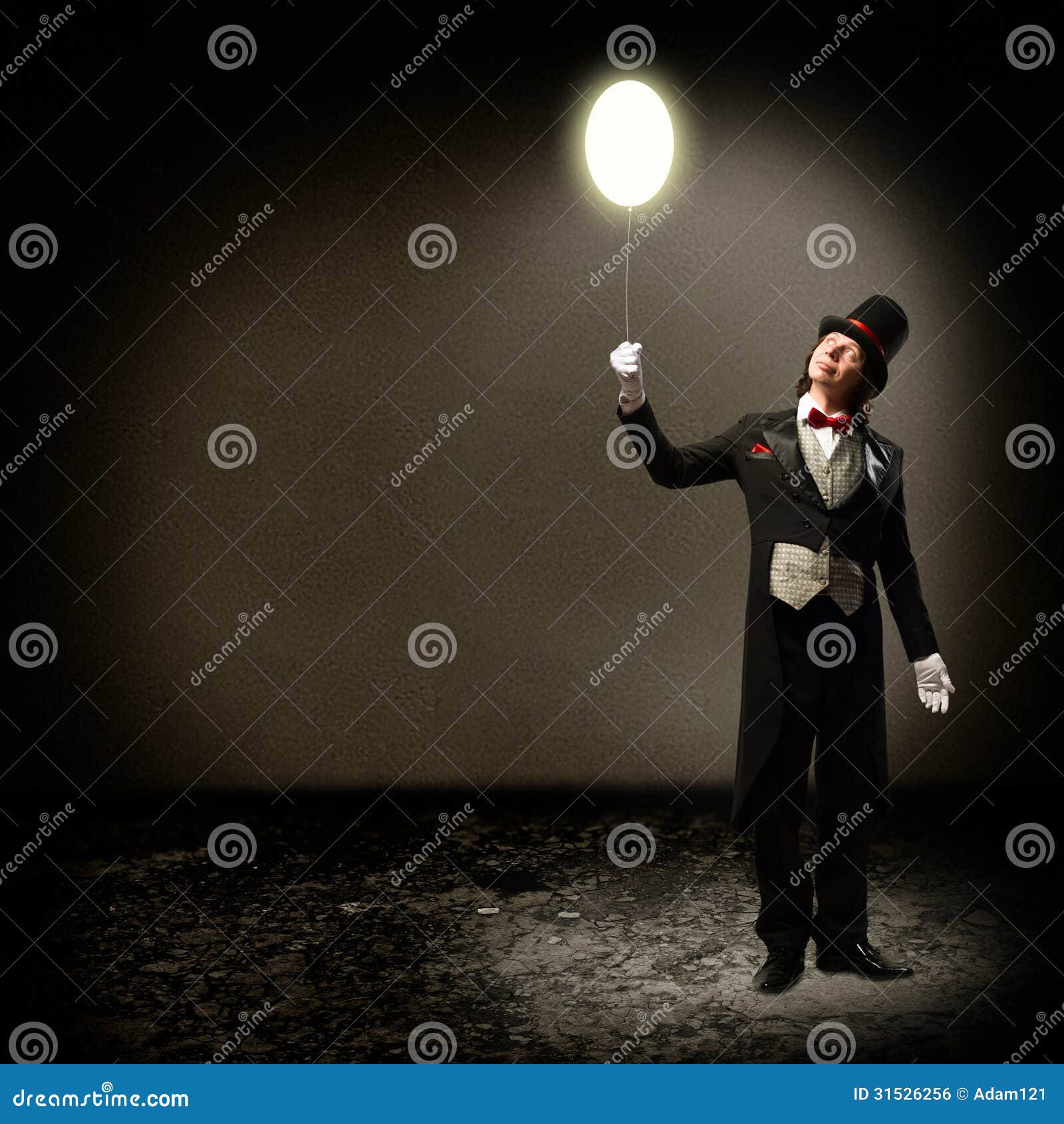 Magicien Tenant Un Ballon Rougeoyant Photo stock - Image du amusement ...