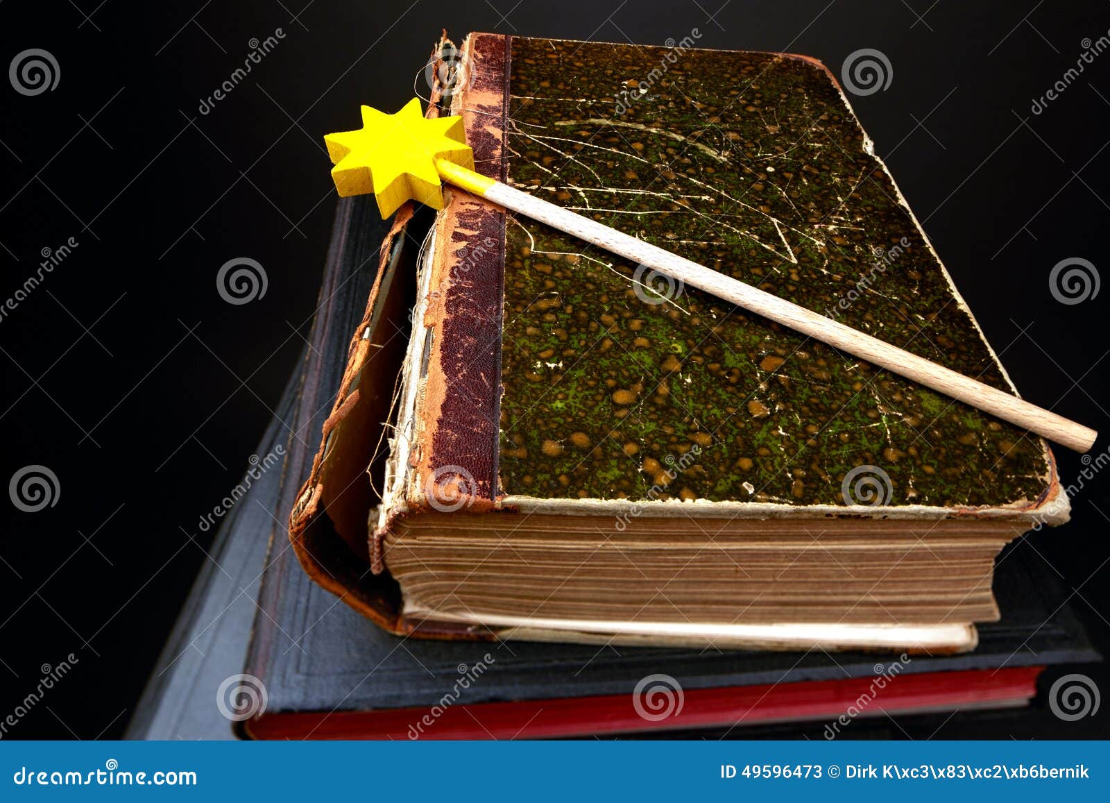 Magisch boek stock afbeelding. Image of voorbeeld, tover - 49596473