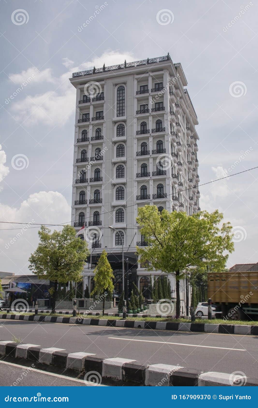 Magnífico Edificio Rectangular a Un Lado De La Carretera Foto de ...