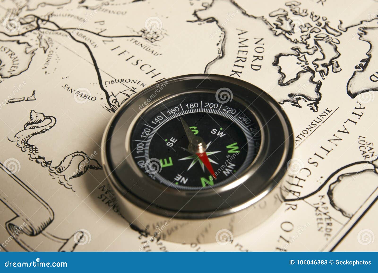 Magnetisch Kompas Met Uitstekende Kaart Stock Afbeelding - Image of ...