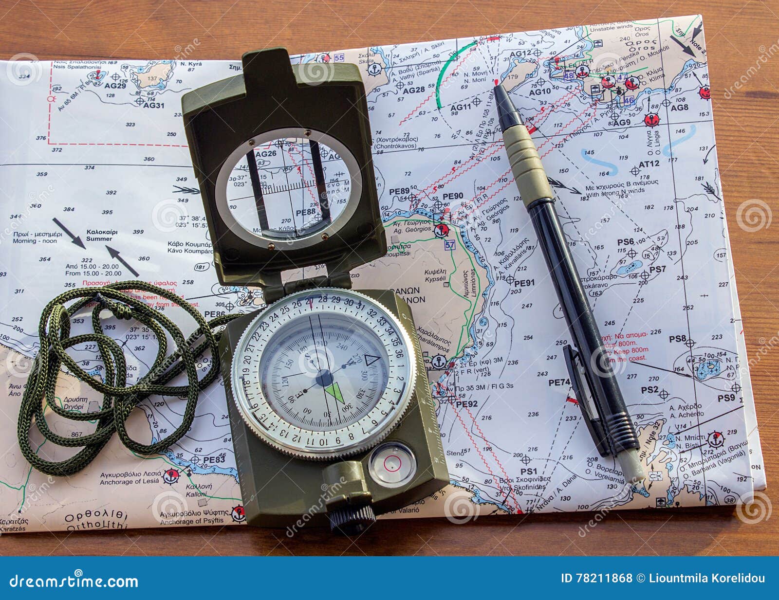 Magnetisch Kompas Op De Kaart Stock Foto - Image of roos, bergen: 78211868