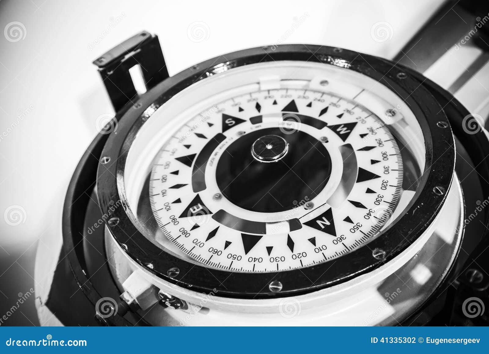 Magnetisch Kompas Op De Kapiteinsbrug Stock Foto - Image of begeleiding ...