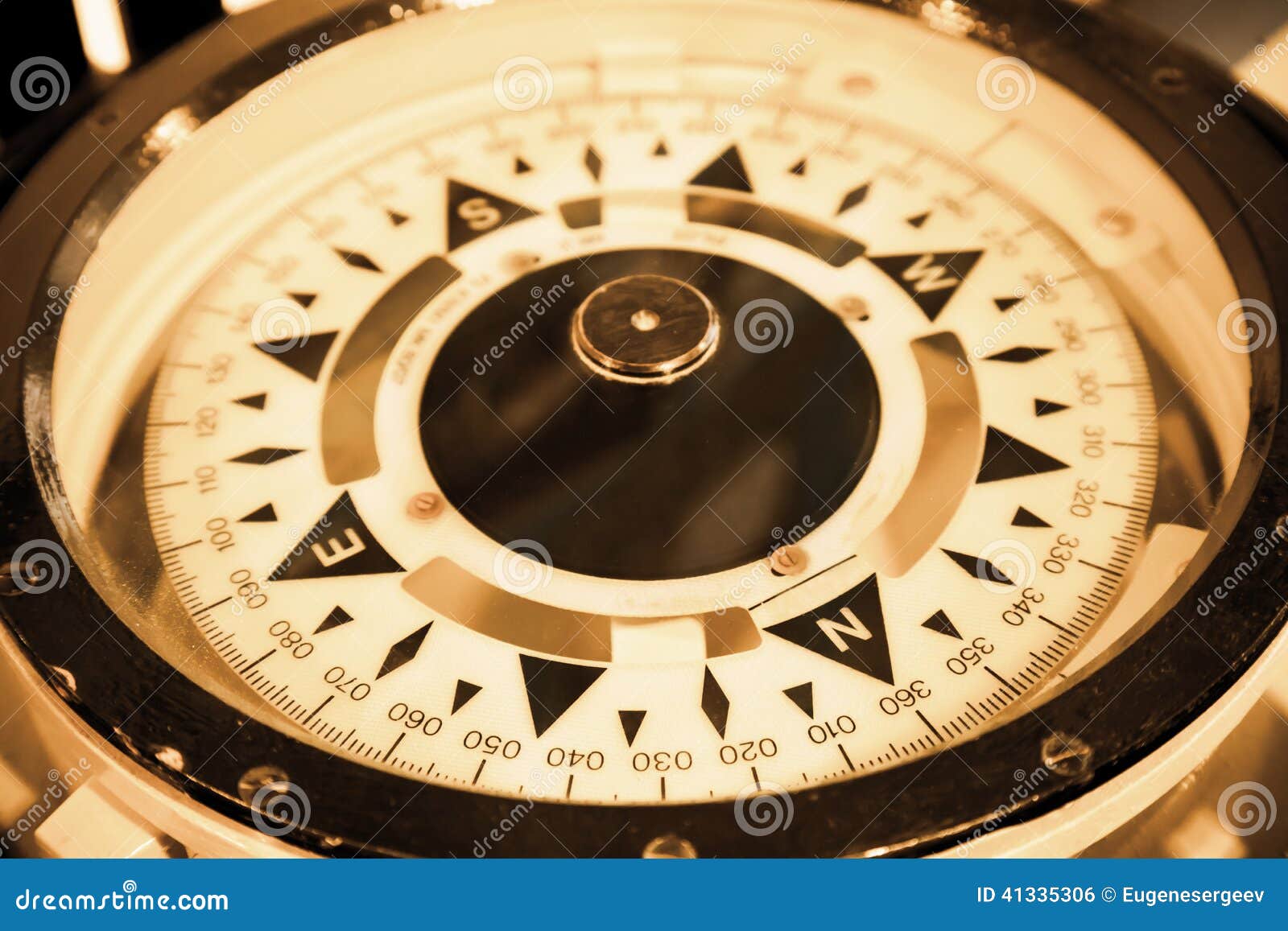 Magnetisch Kompas Op De Kapiteinsbrug Stock Foto - Image of lengte ...