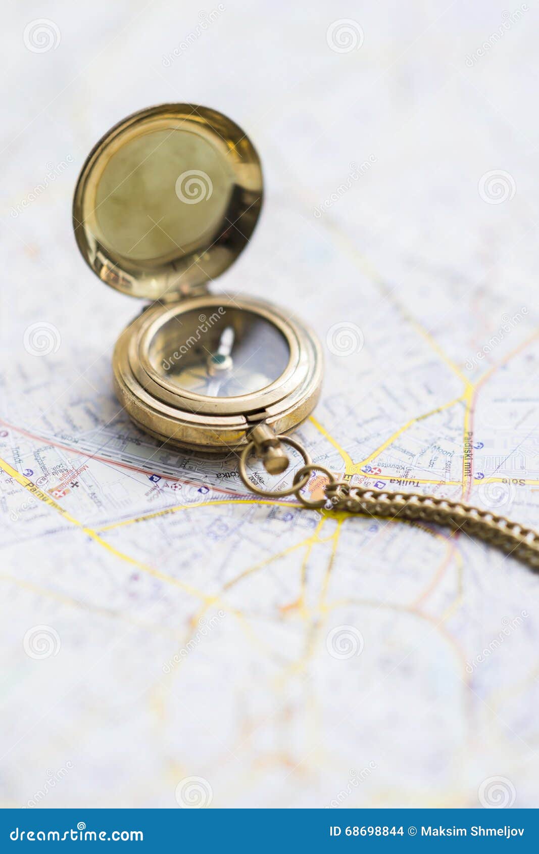 Magnetisch Kompas Op Een Onscherpe Kaart Stock Foto - Image of gids ...