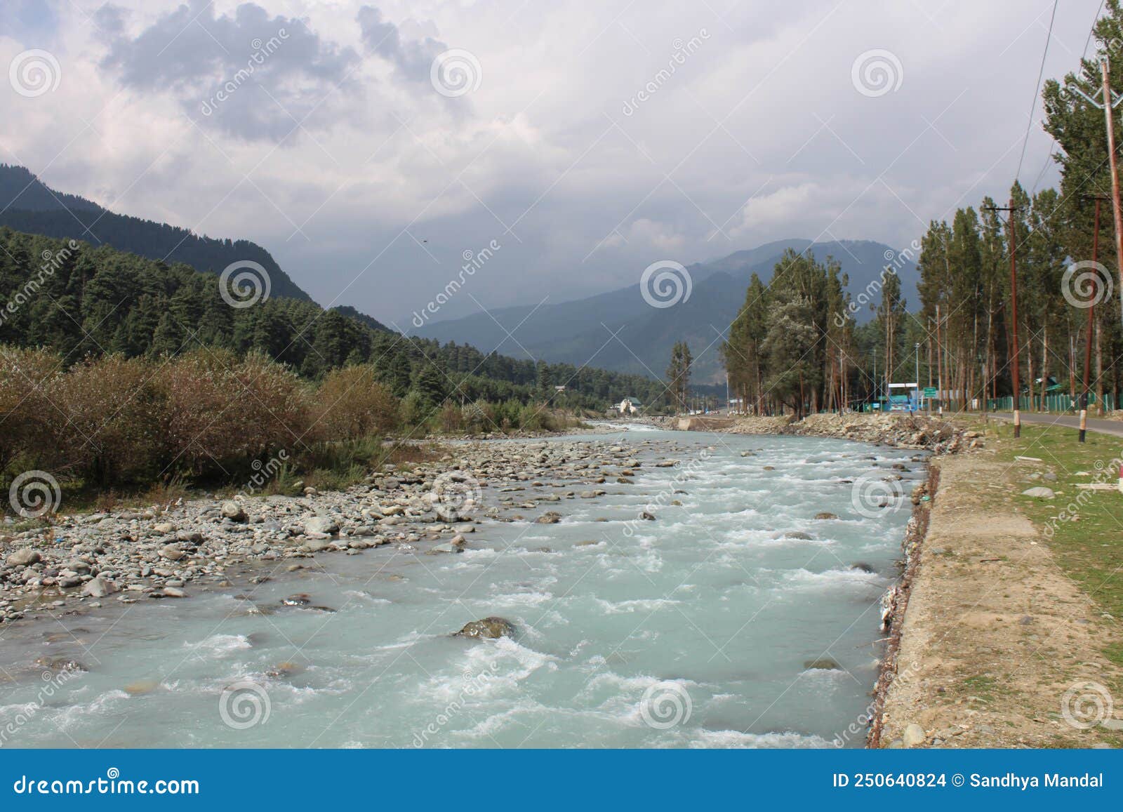 The Magnificent Lidder River Flowing through the Valley in Pahalgam ...