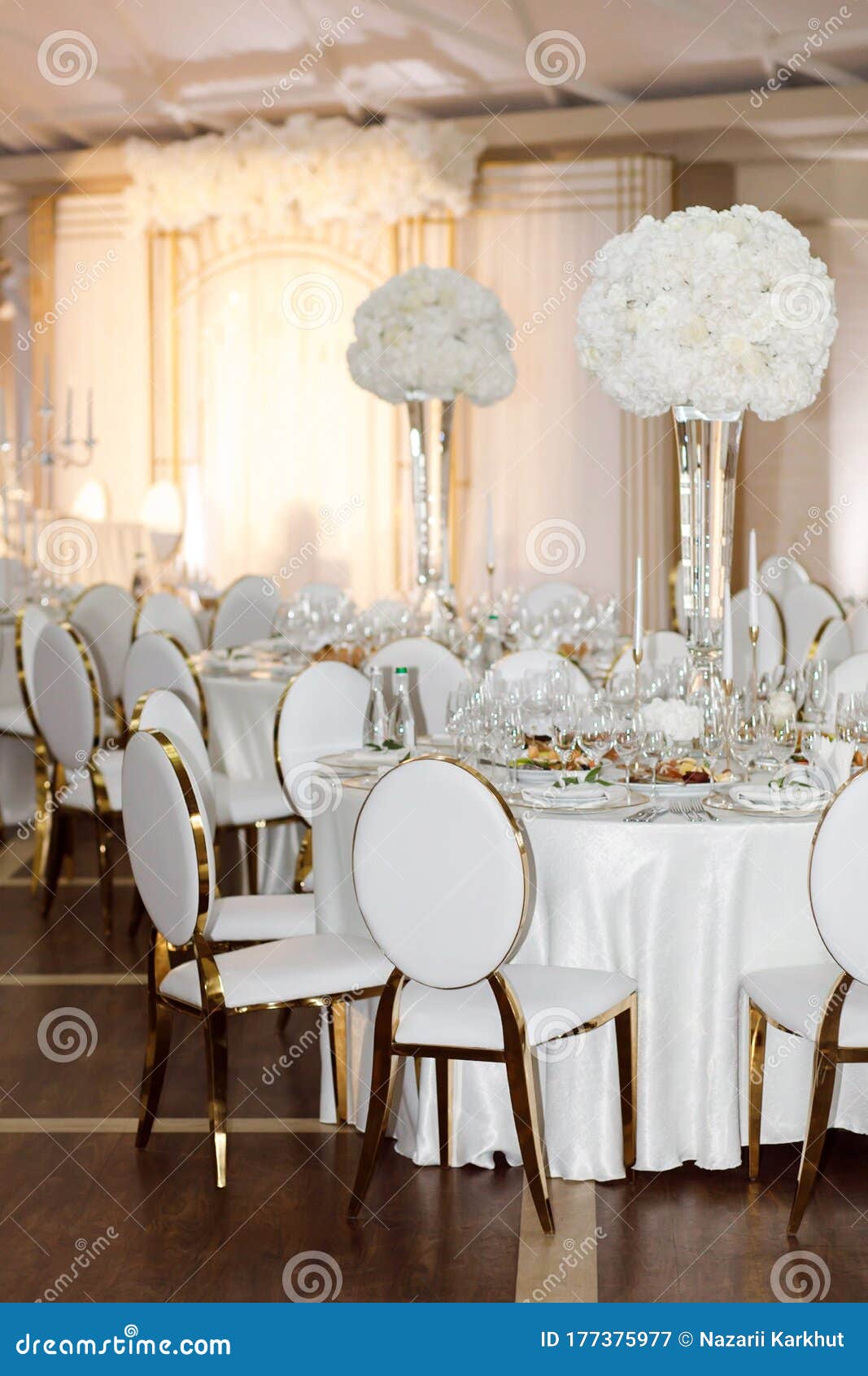 Magnificent Table Setting for Celebrating Weddings and Other Banquets ...