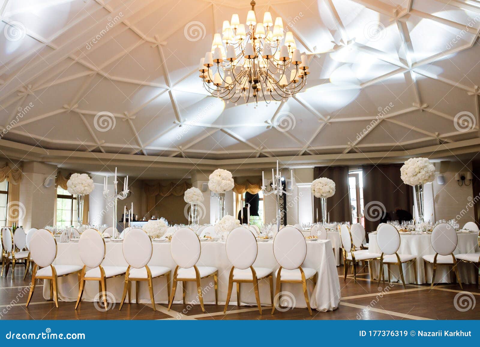 Magnificent Table Setting for Celebrating Weddings and Other Banquets ...