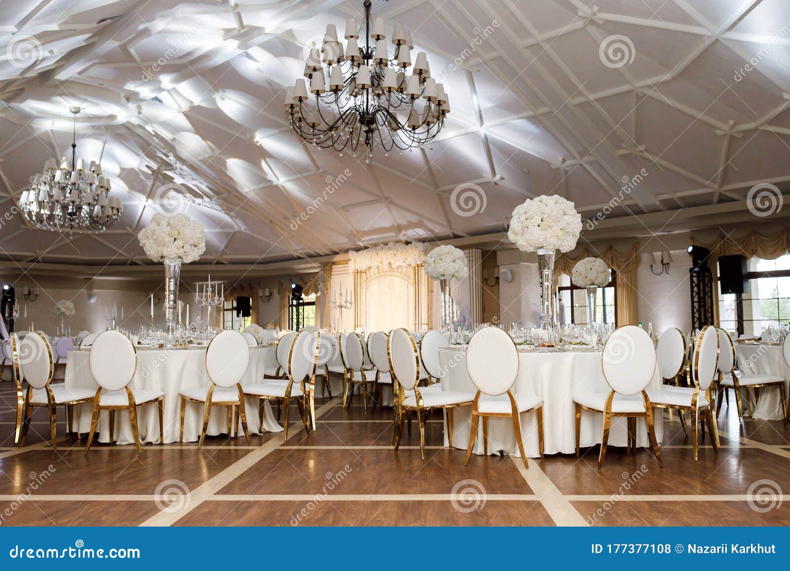 Magnificent Table Setting for Celebrating Weddings and Other Banquets ...