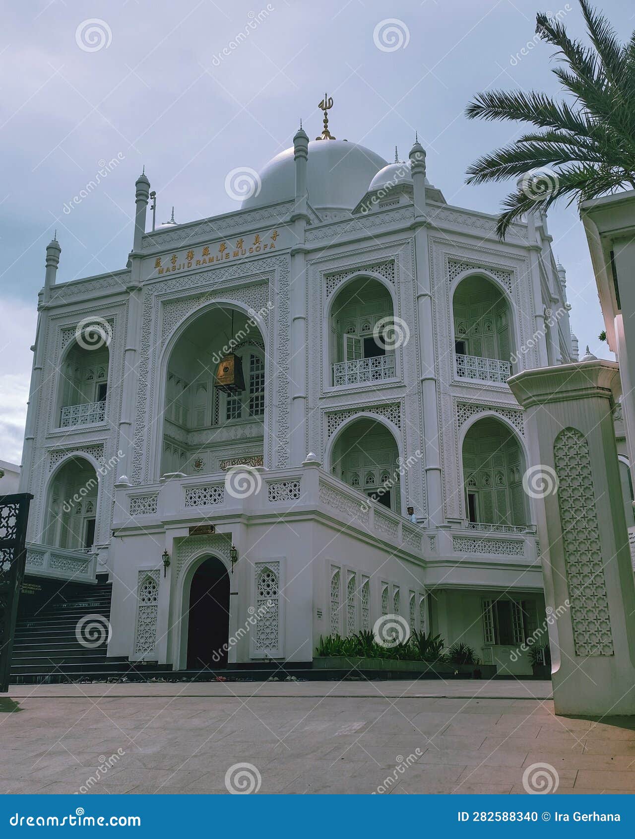 The Magnificent White Mosques Stock Photo - Image of building, palace ...