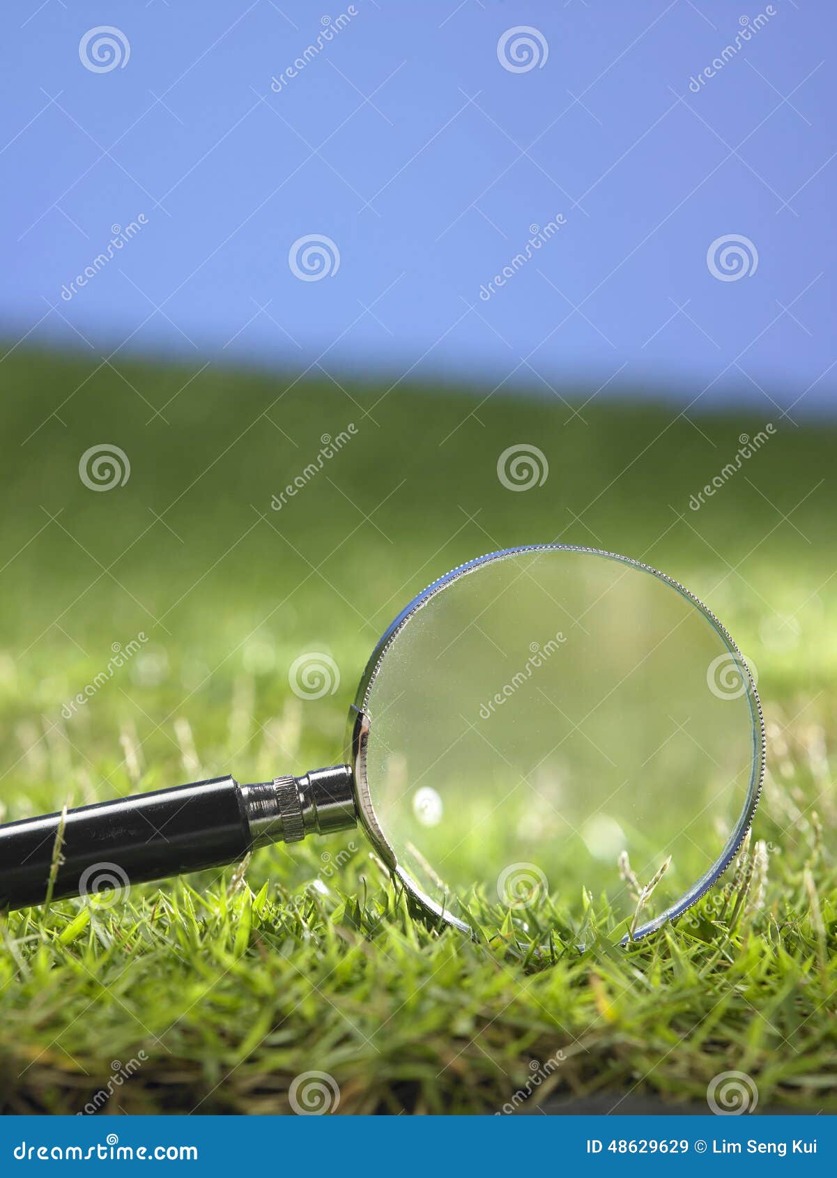 Magnifier stock afbeelding. Image of hemel, milieu, vind - 48629629