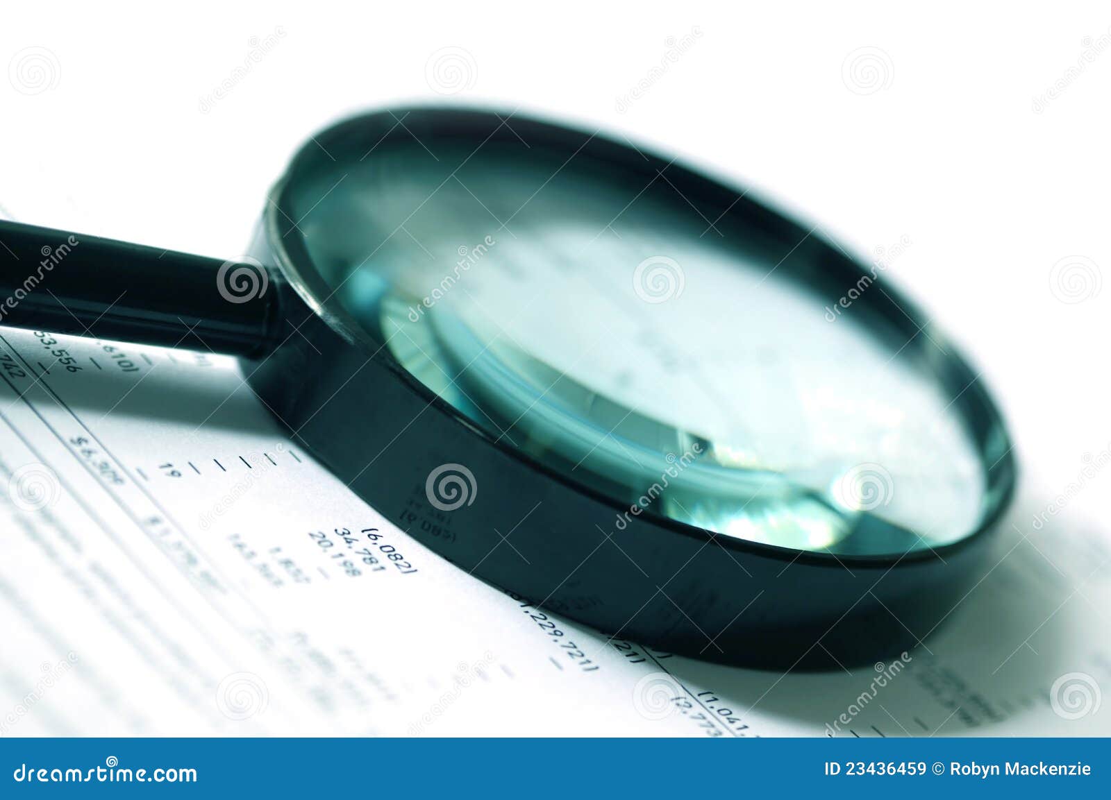 Magnifier sopra le figure immagine stock. Immagine di figure - 23436459