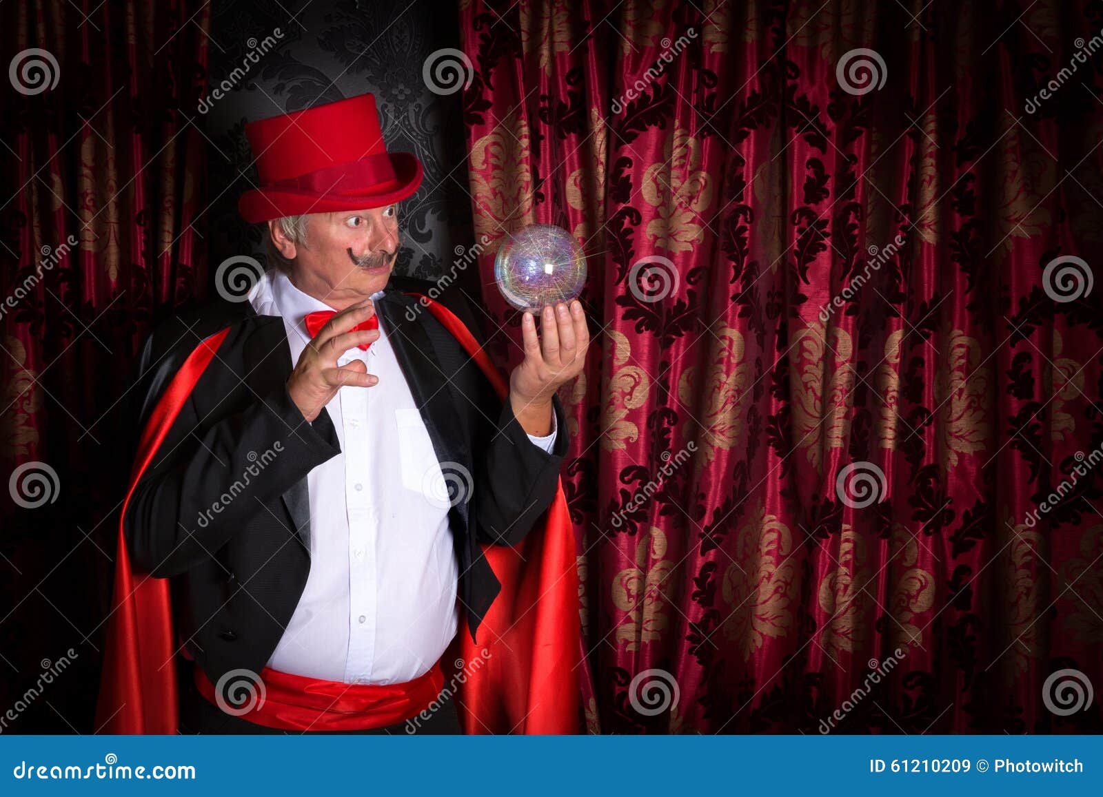 Foto Stock e immagini a tema Mago E Sfera Di Cristallo - Scarica 621 foto